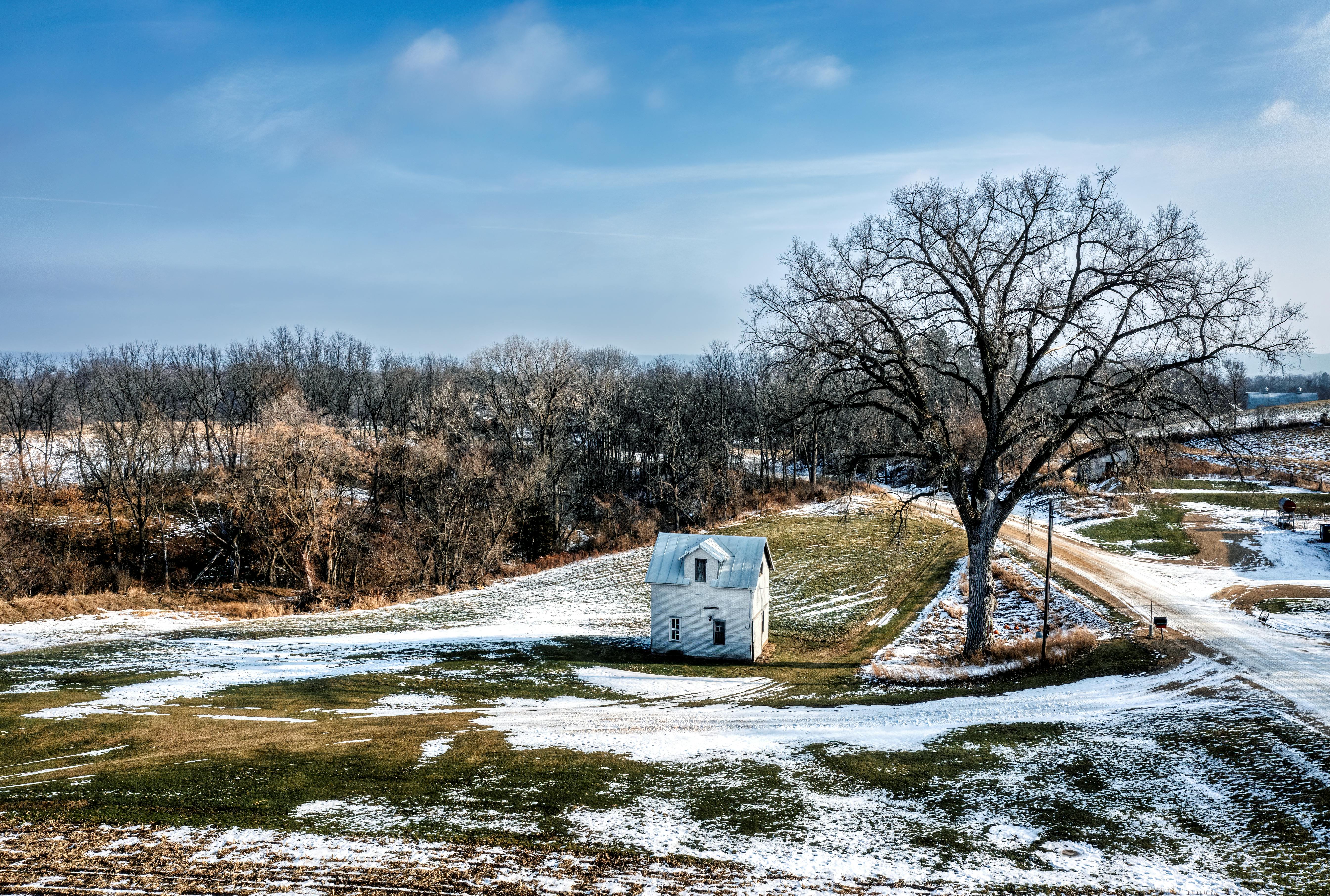 Small Cottage in the Field in Winter · Free Stock Photo