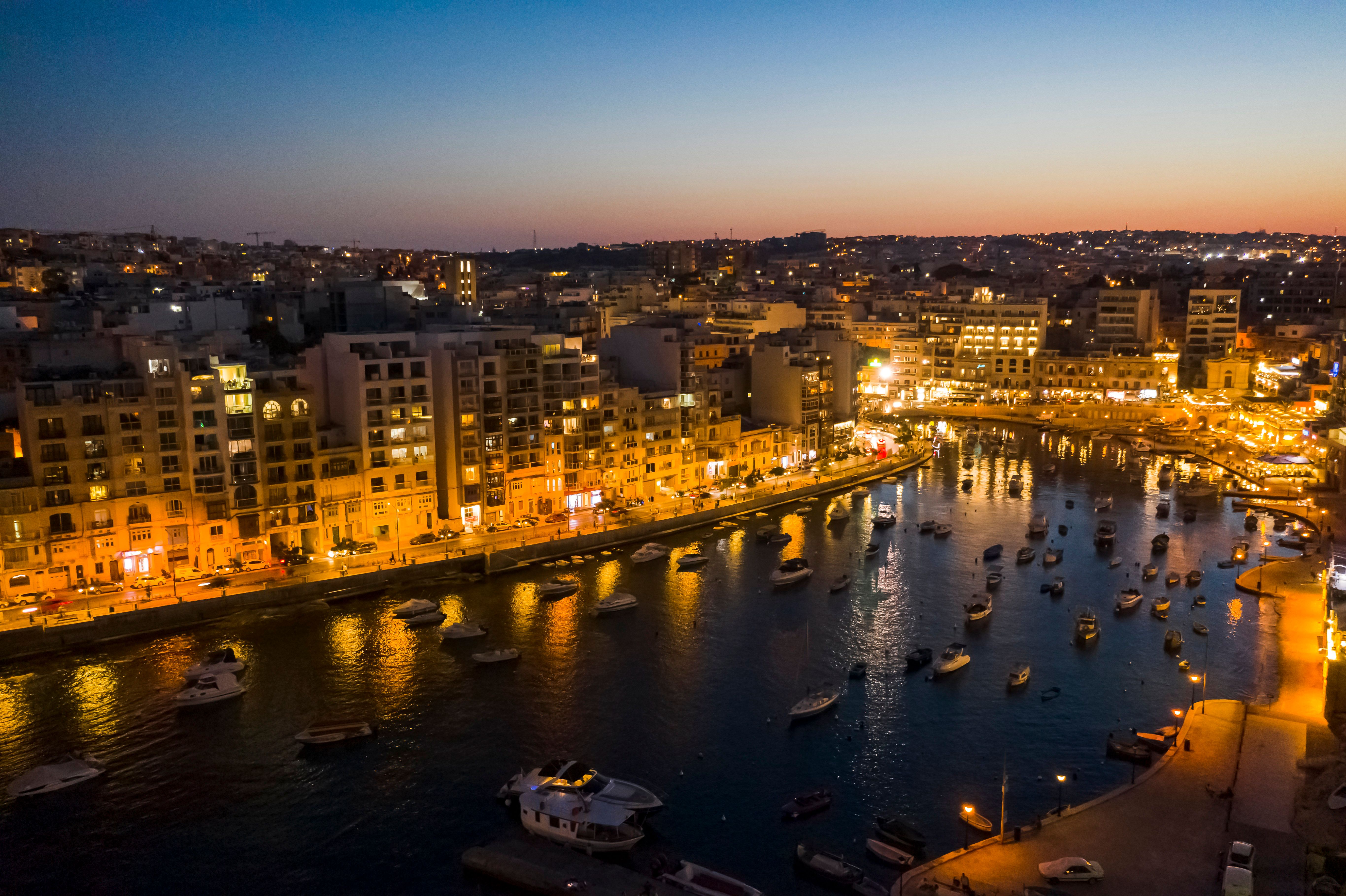 City Buildings Near Body of Water · Free Stock Photo