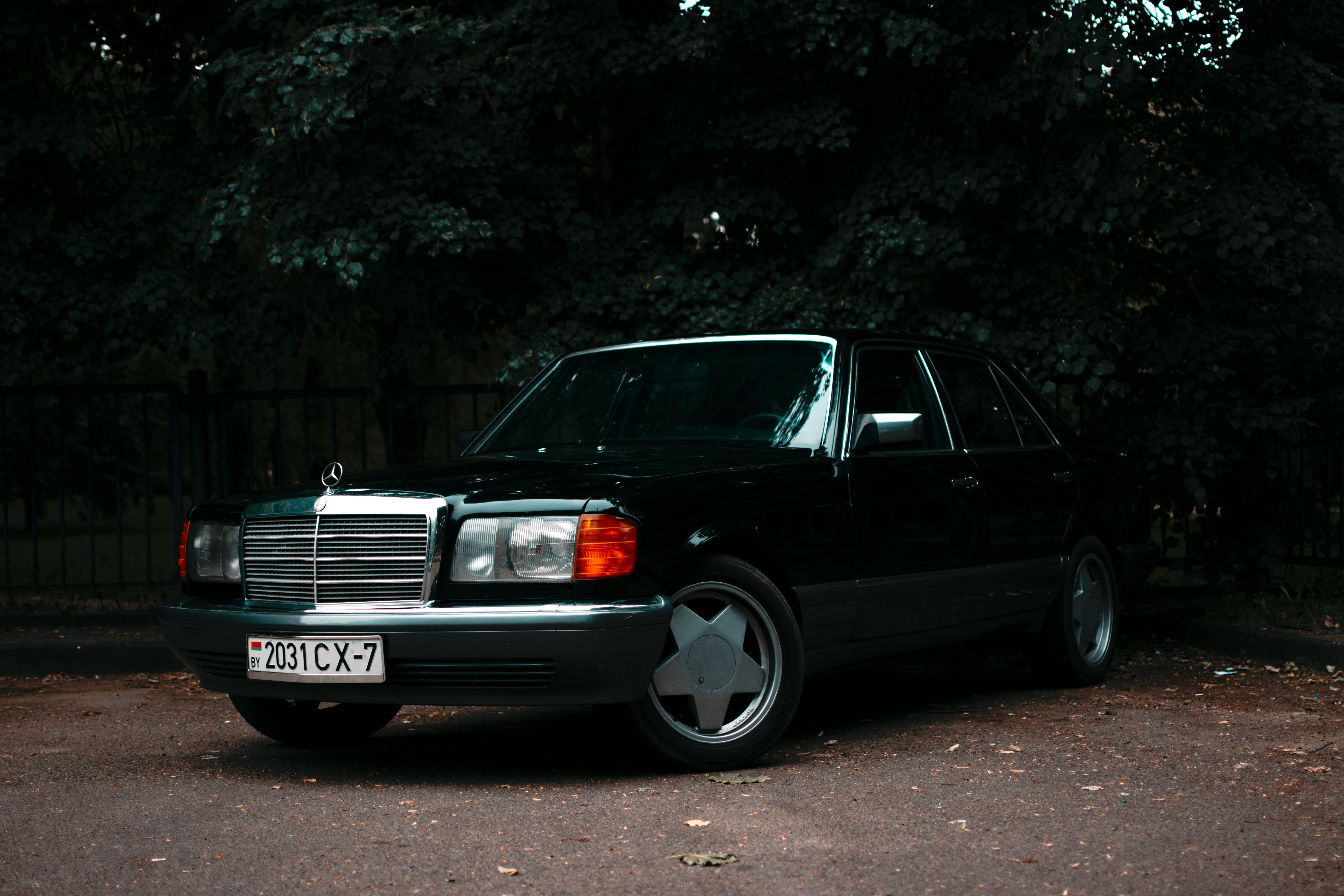 A Black Mercedes-Benz W126 · Free Stock Photo