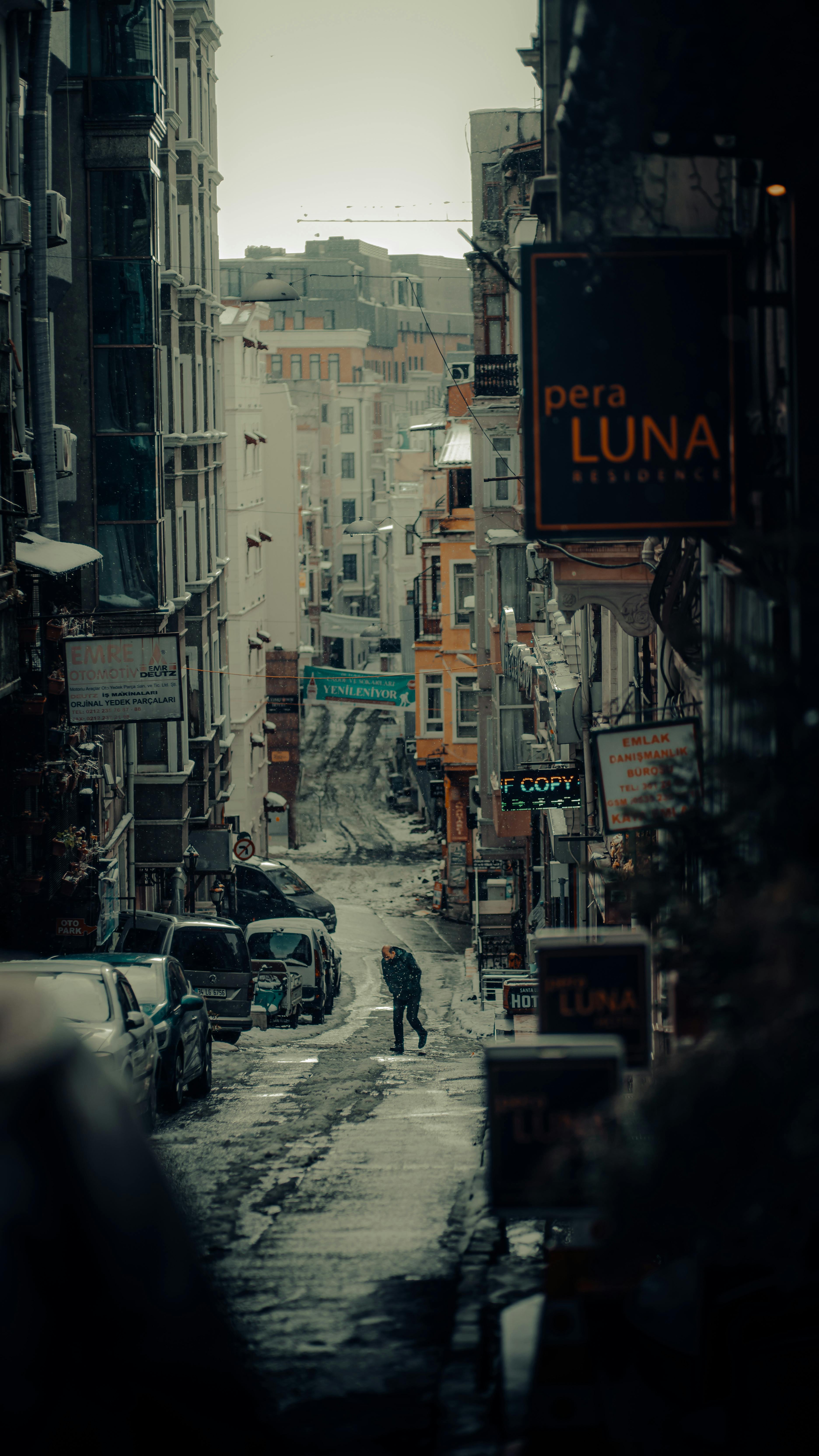 Narrow Street in City · Free Stock Photo