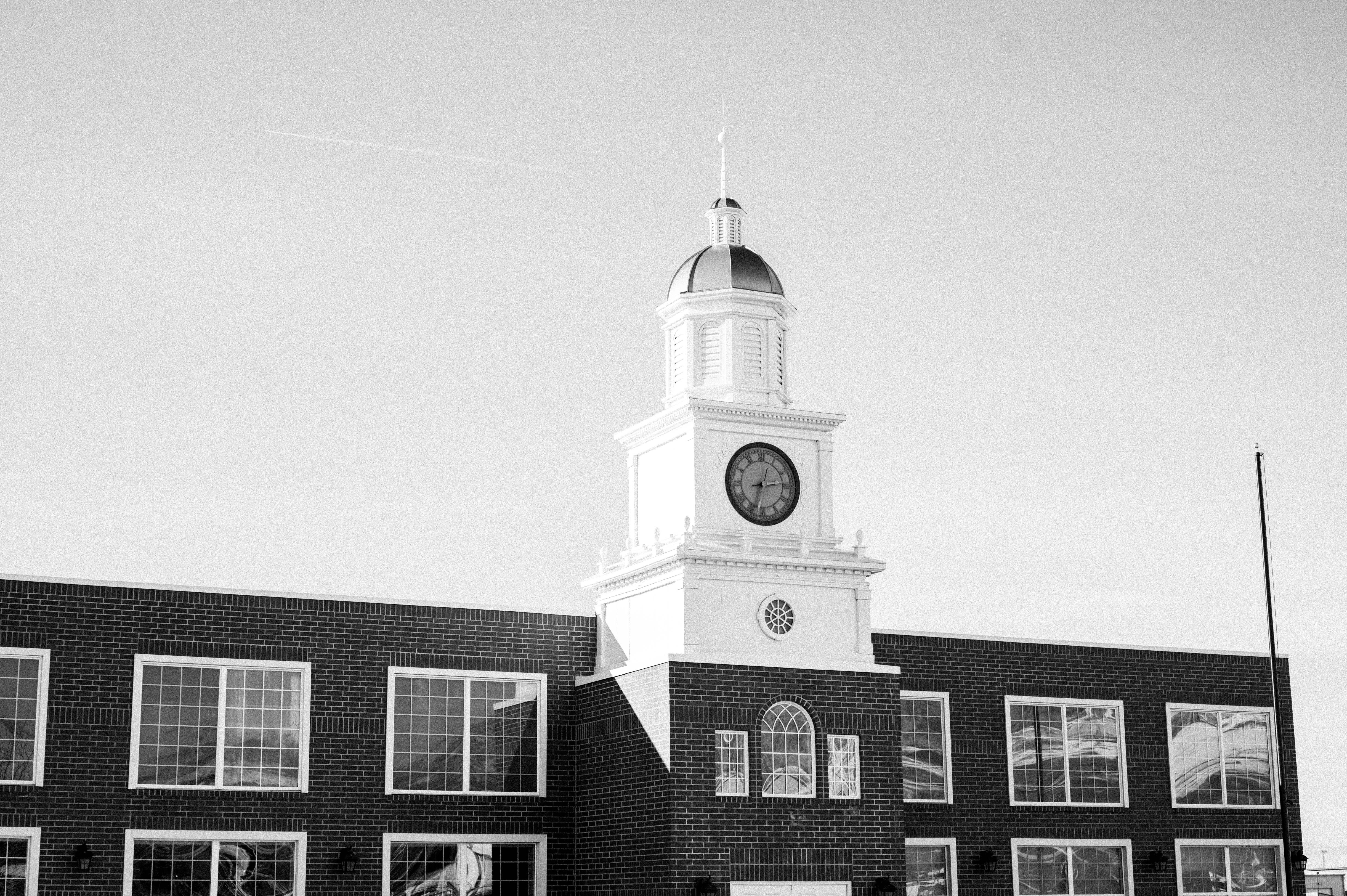 Building with Clock Tower in Black and White · Free Stock Photo