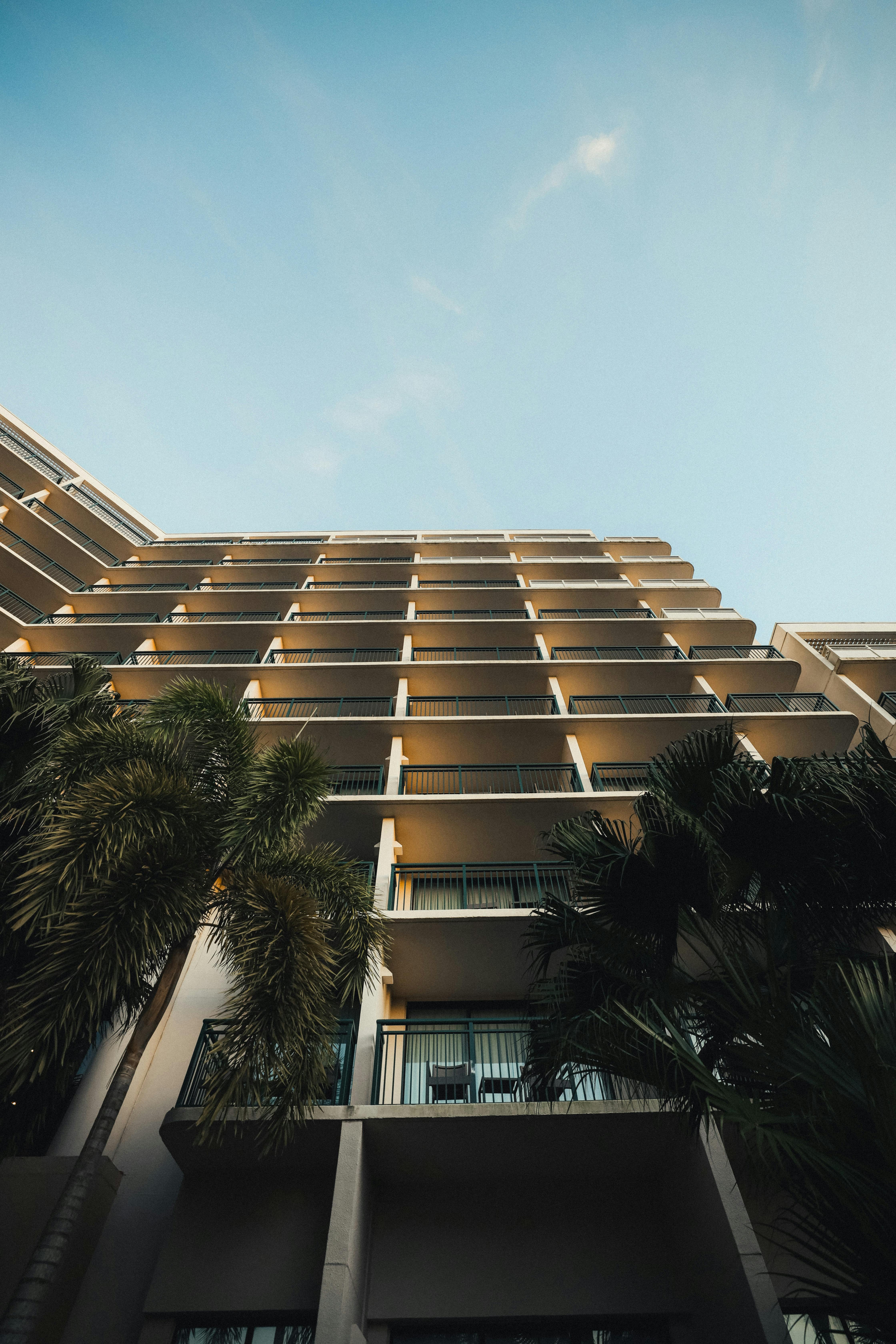 Foto de stock gratuita sobre al aire libre, ángulo bajo, casa, casas, centro turístico, cielo ...
