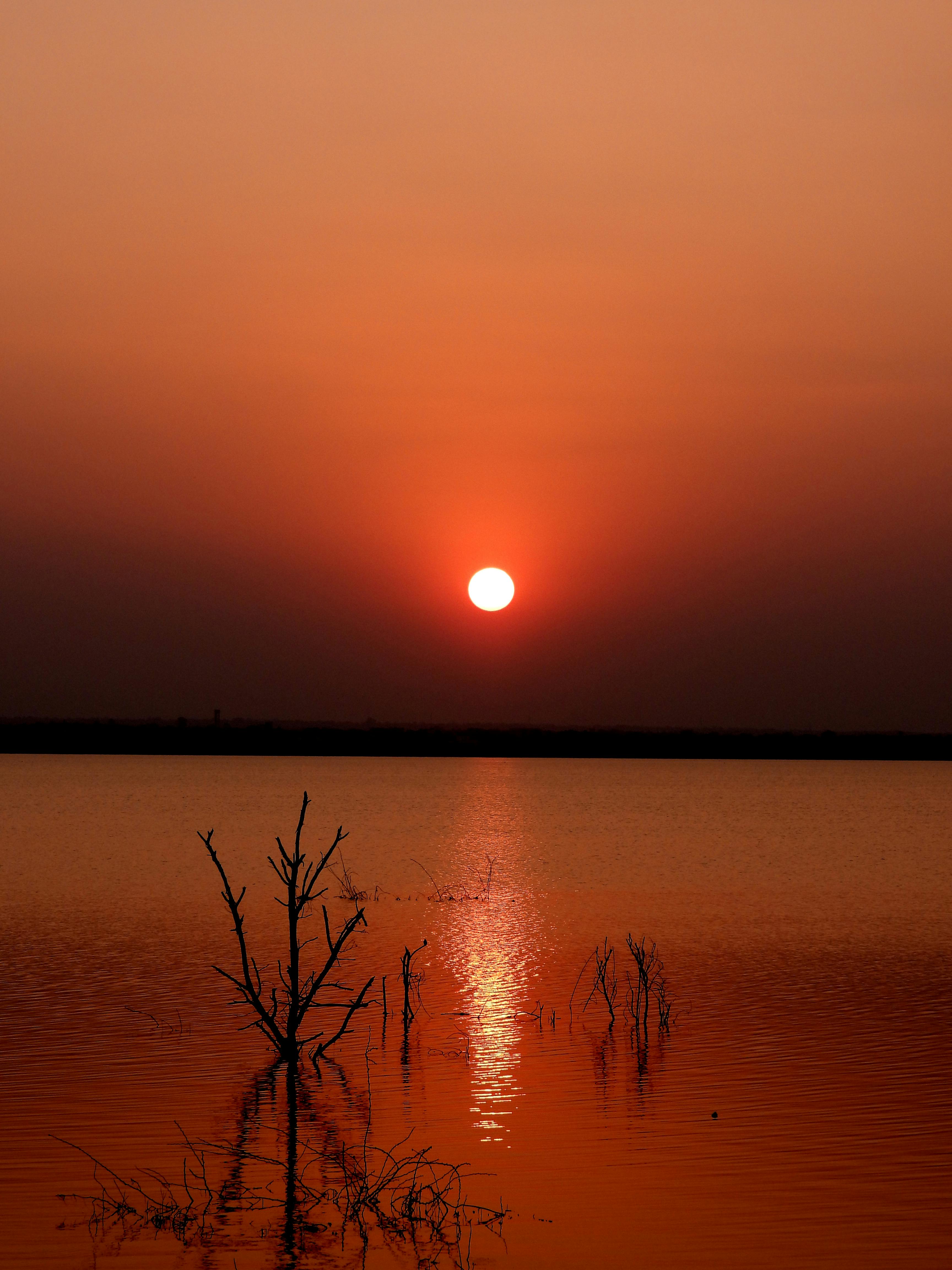 Red Sky over Water at Sunset · Free Stock Photo