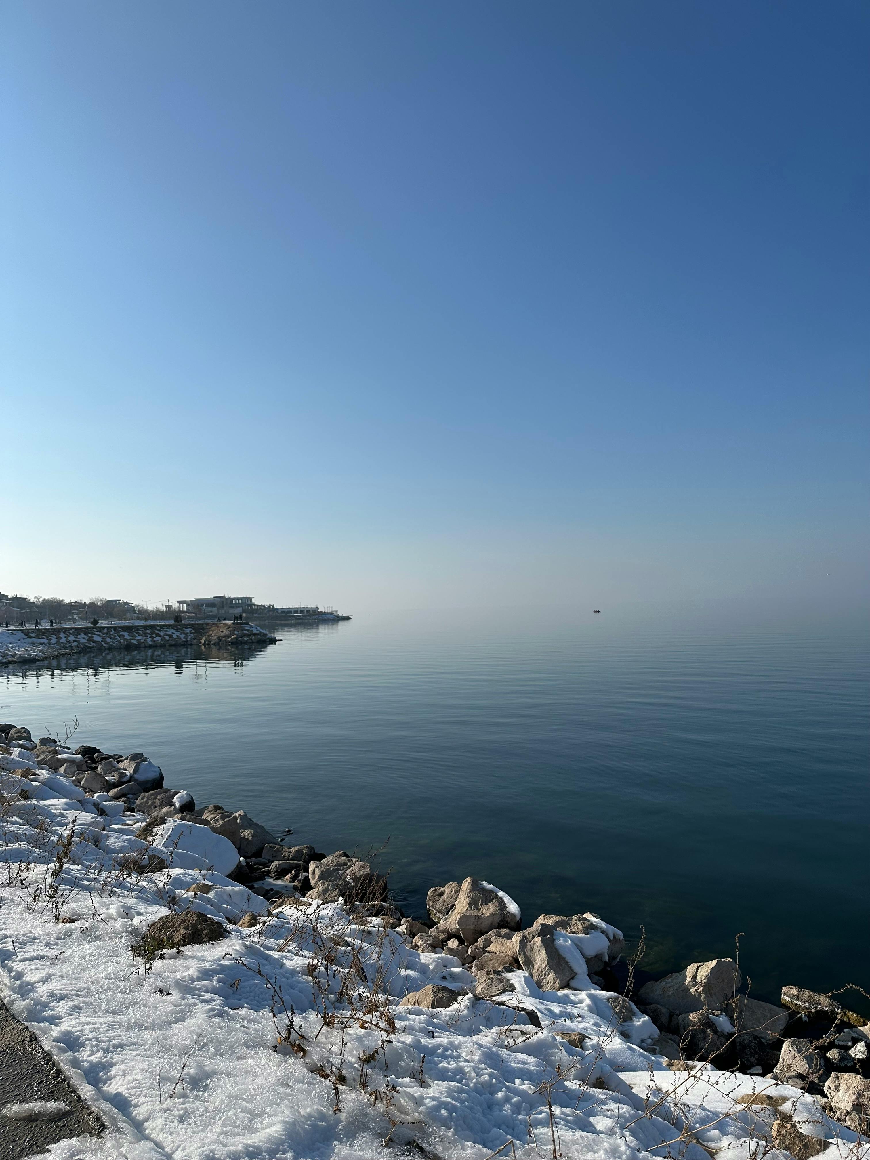 Snow on Shoreline · Free Stock Photo