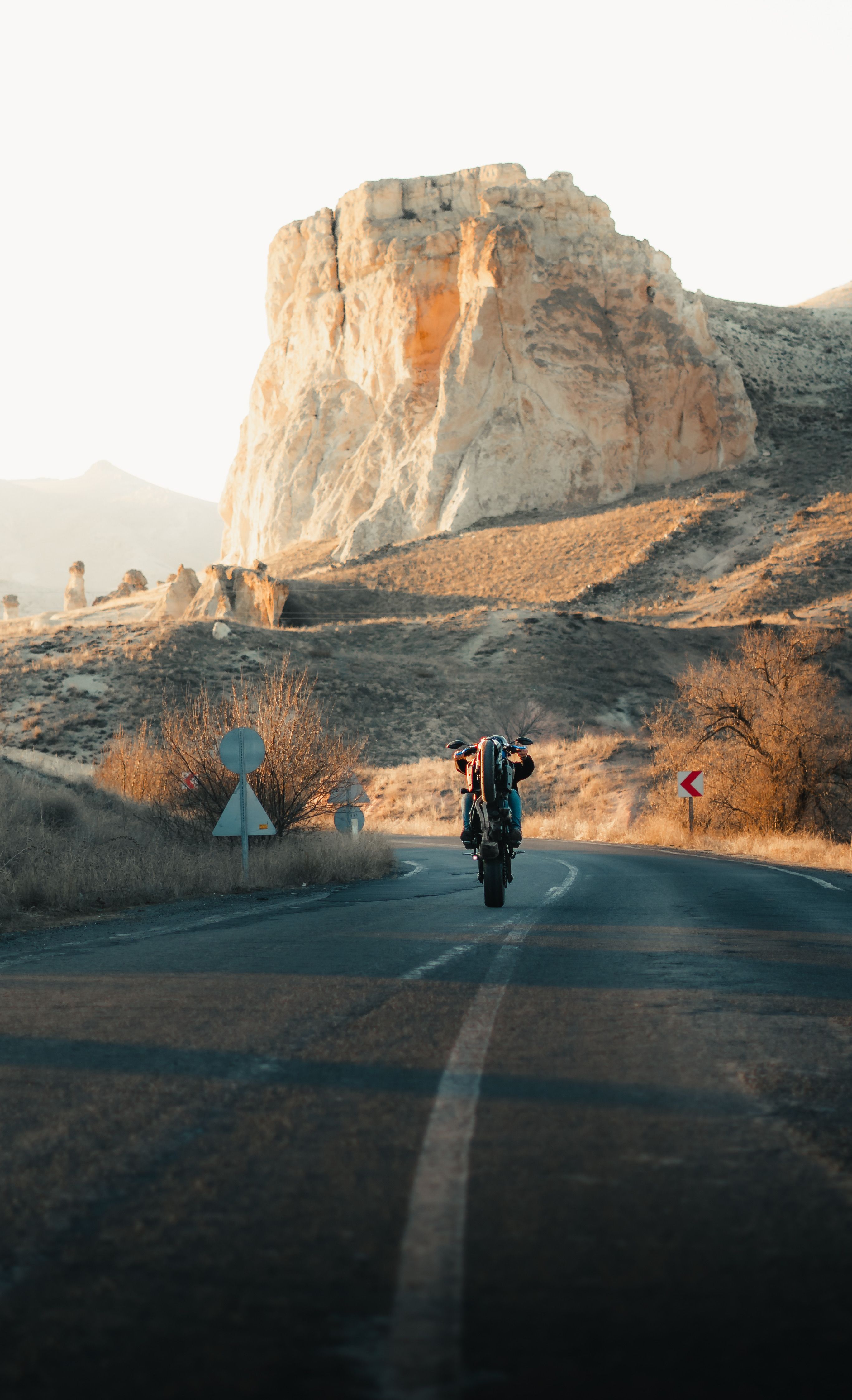 Moto En Carretera En Paisaje De Montaña Al Atardecer · Foto de stock ...