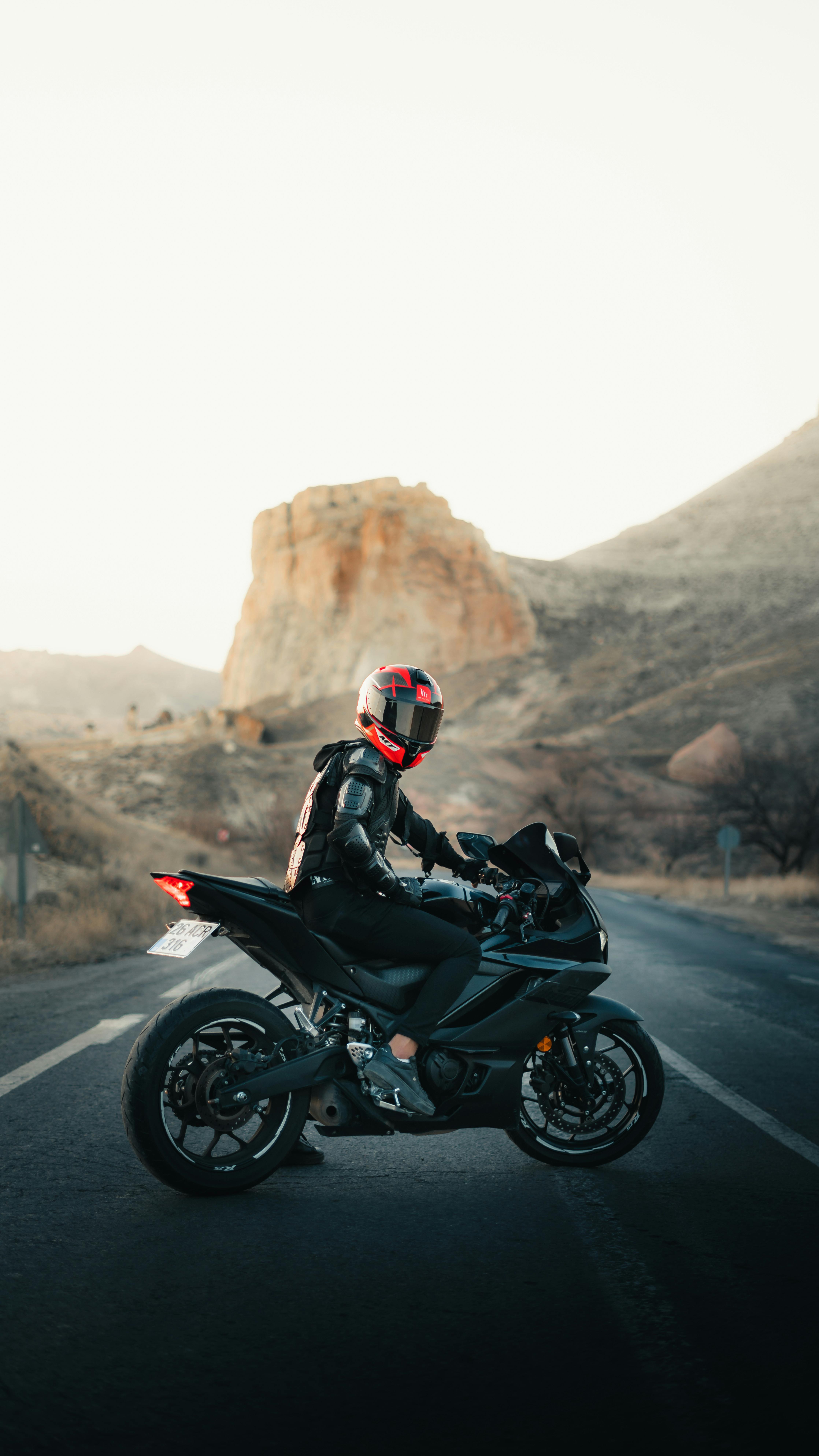 Racing Rider on Yamaha YZF-R6 Motorcycle · Free Stock Photo