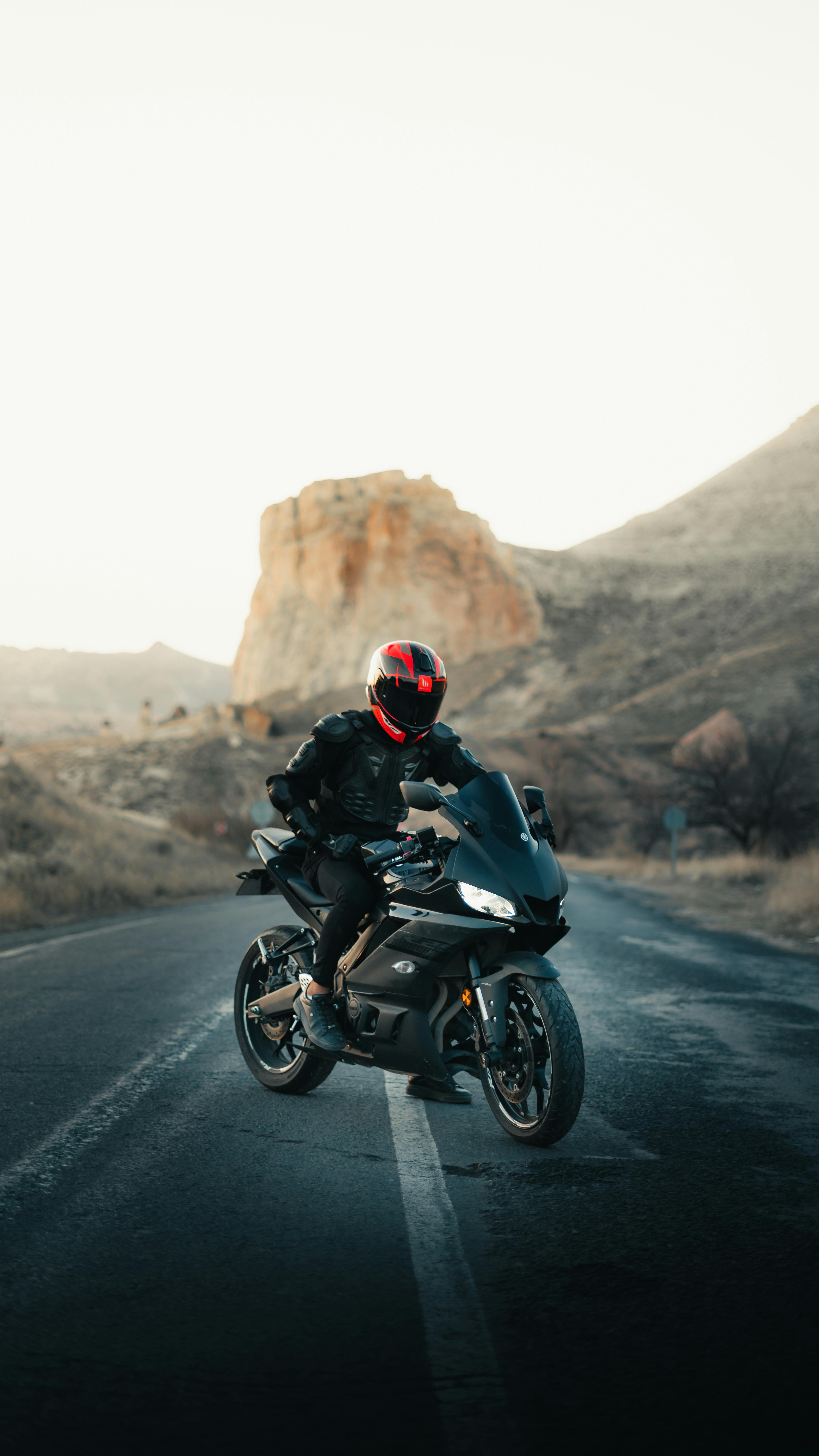 Racing Rider on Yamaha YZF-R6 Motorcycle · Free Stock Photo