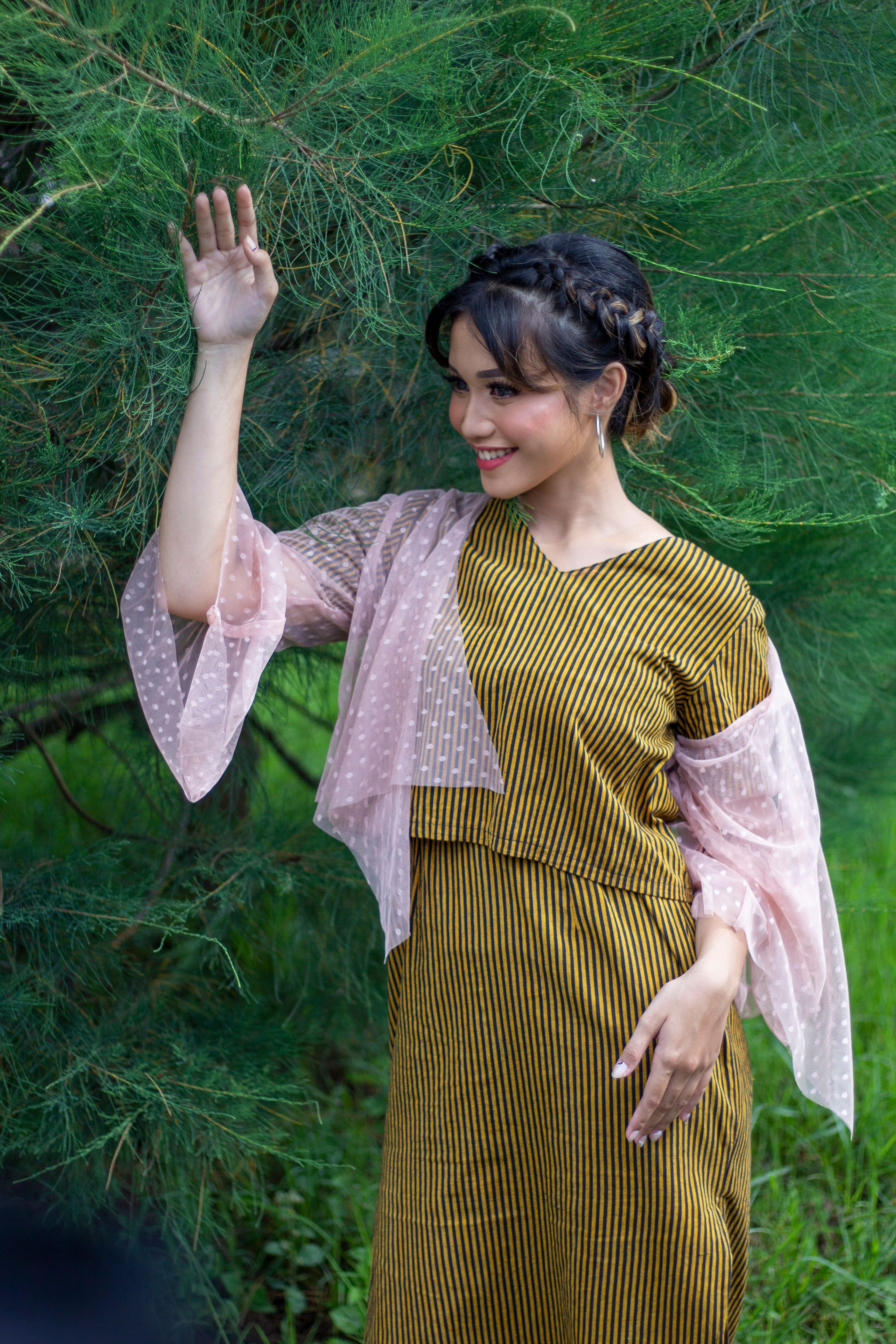 Smiling Woman Waving · Free Stock Photo