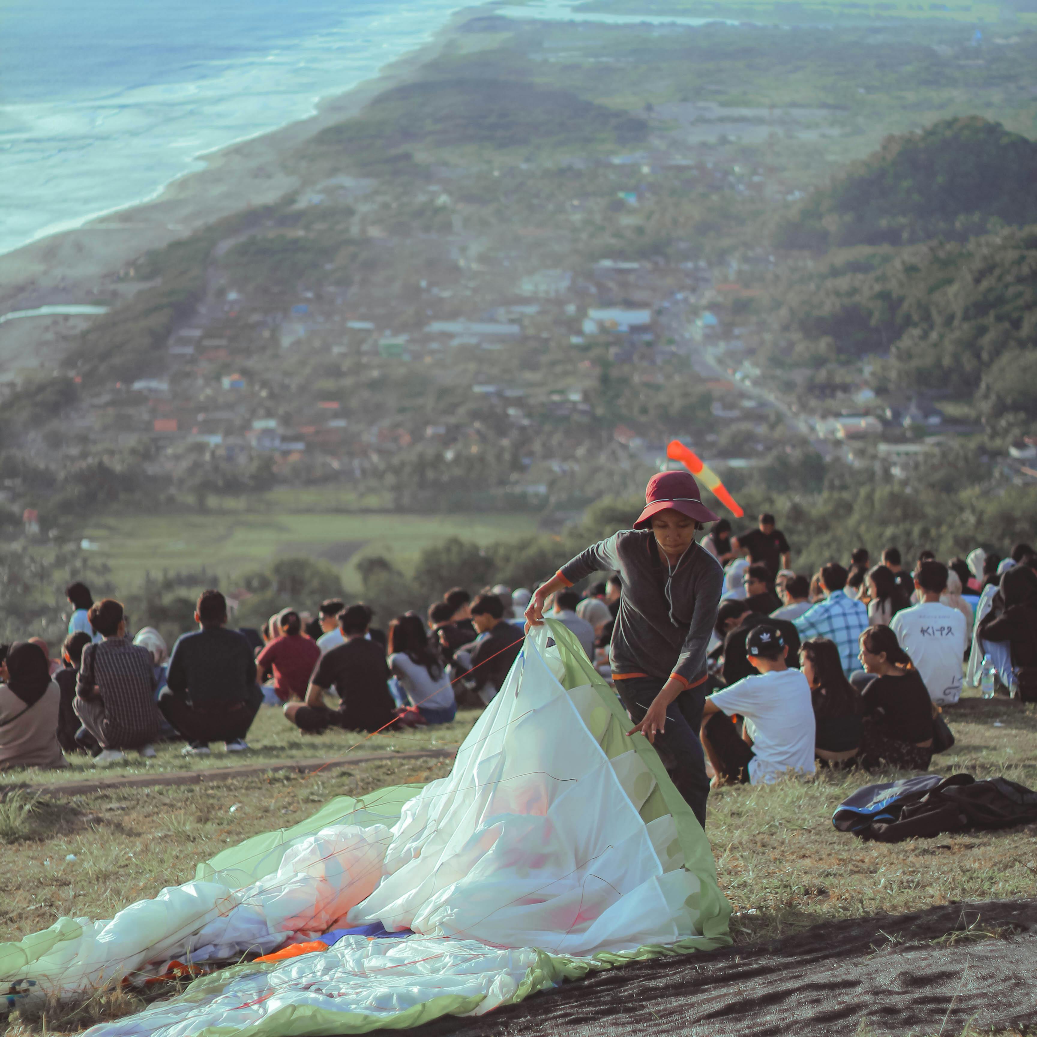 People Sitting on Slope · Free Stock Photo