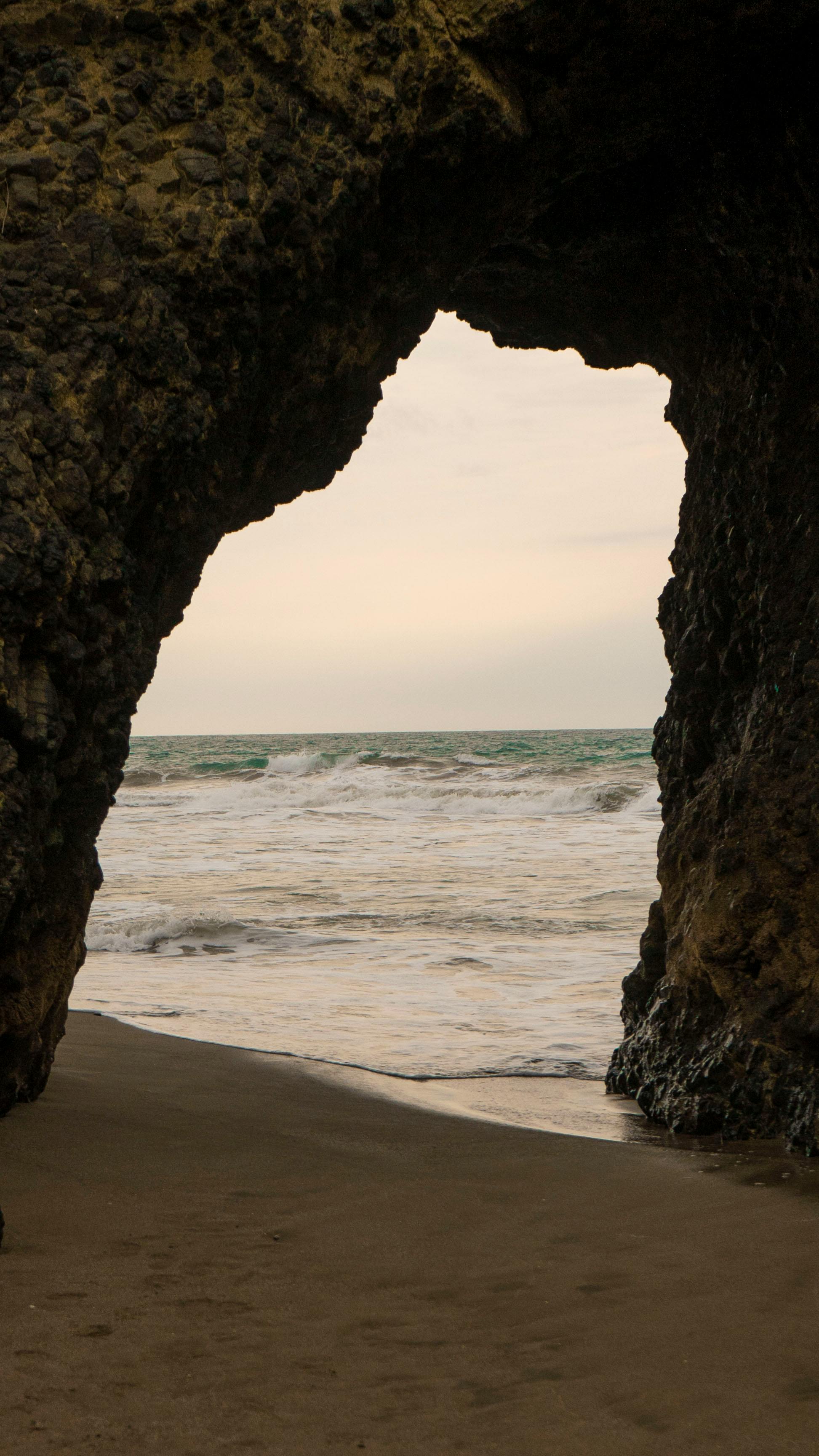 Rock Formation on Beach · Free Stock Photo