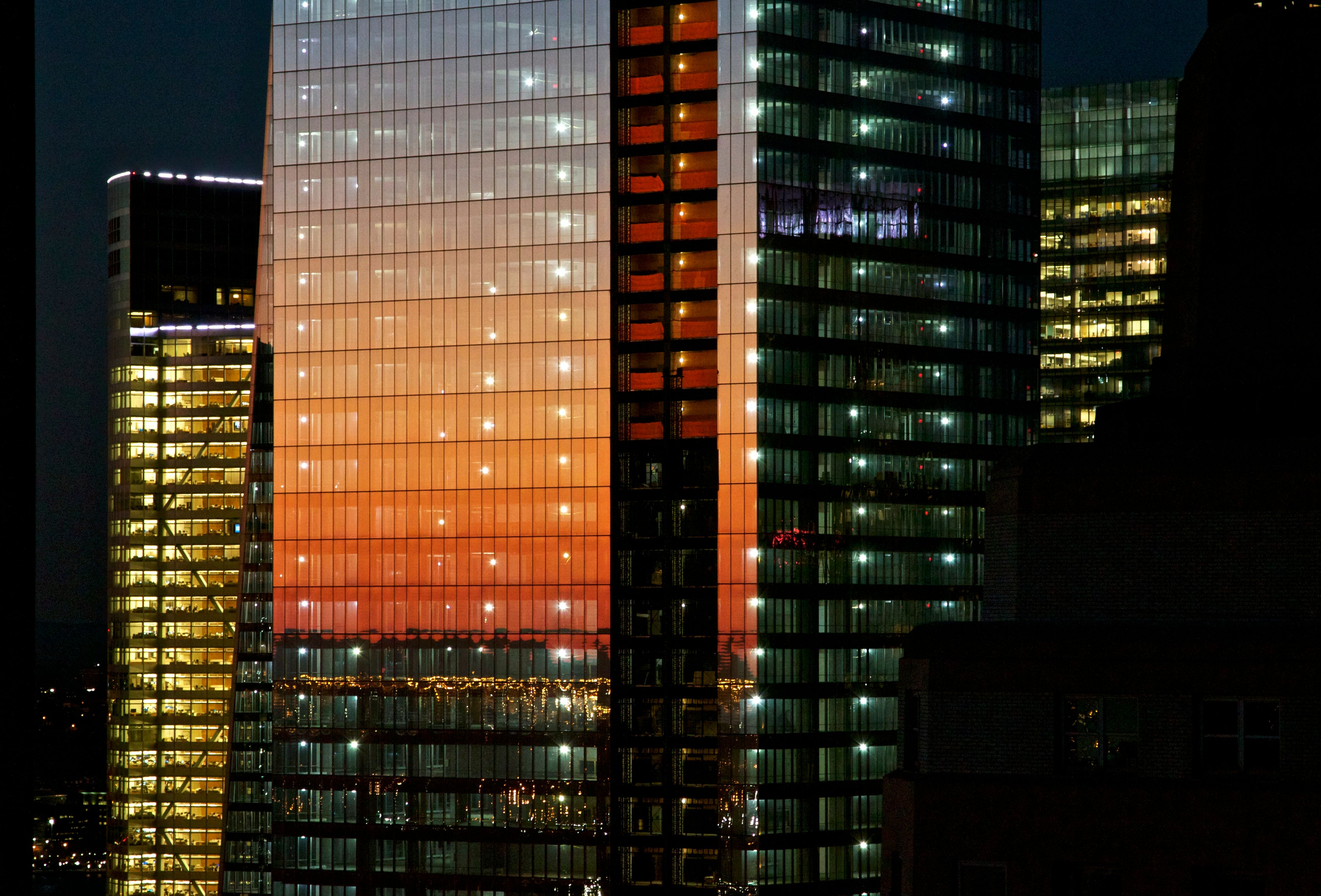 Reflection of Dusk on Skyscraper · Free Stock Photo
