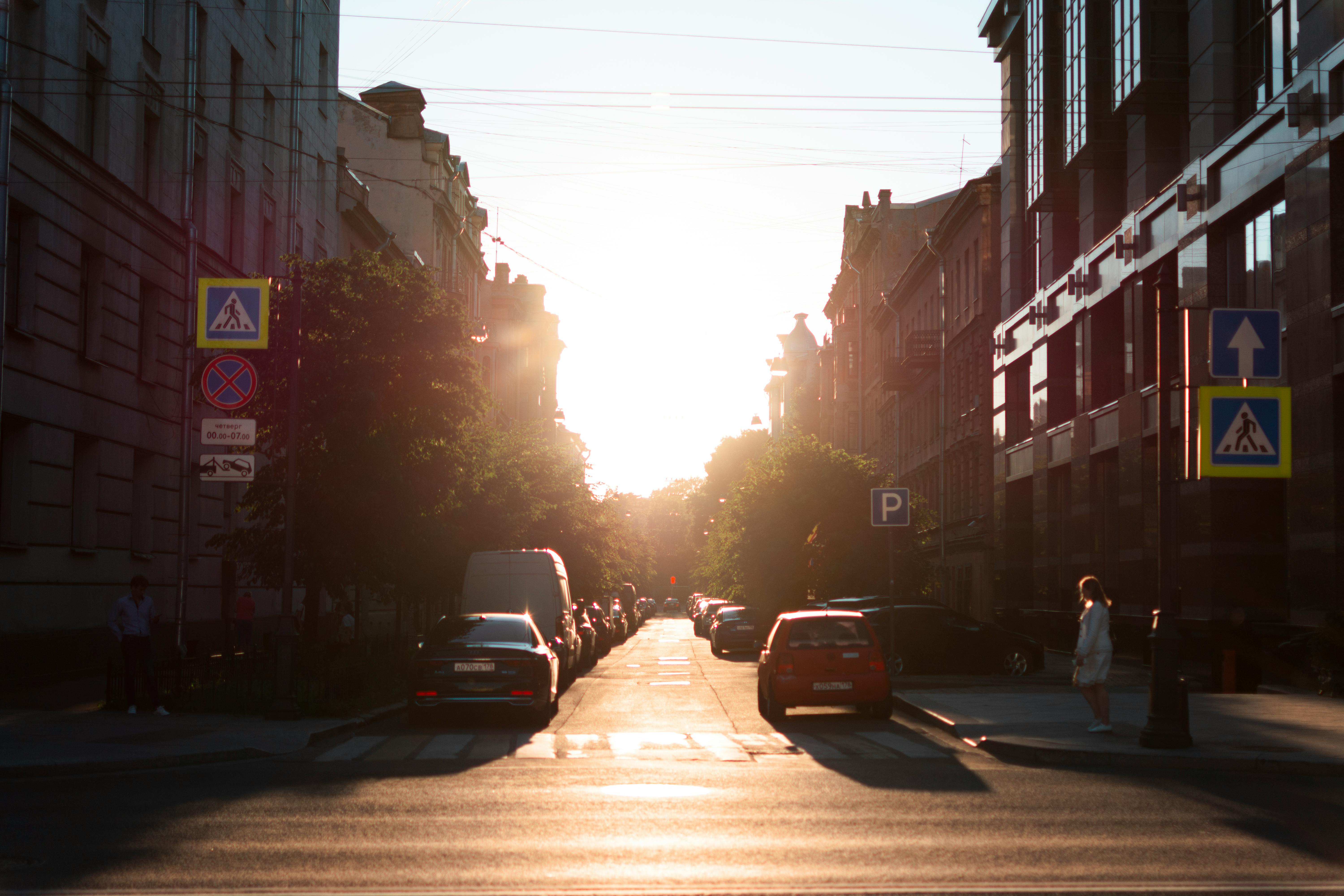 Sun over City Street at Dawn · Free Stock Photo