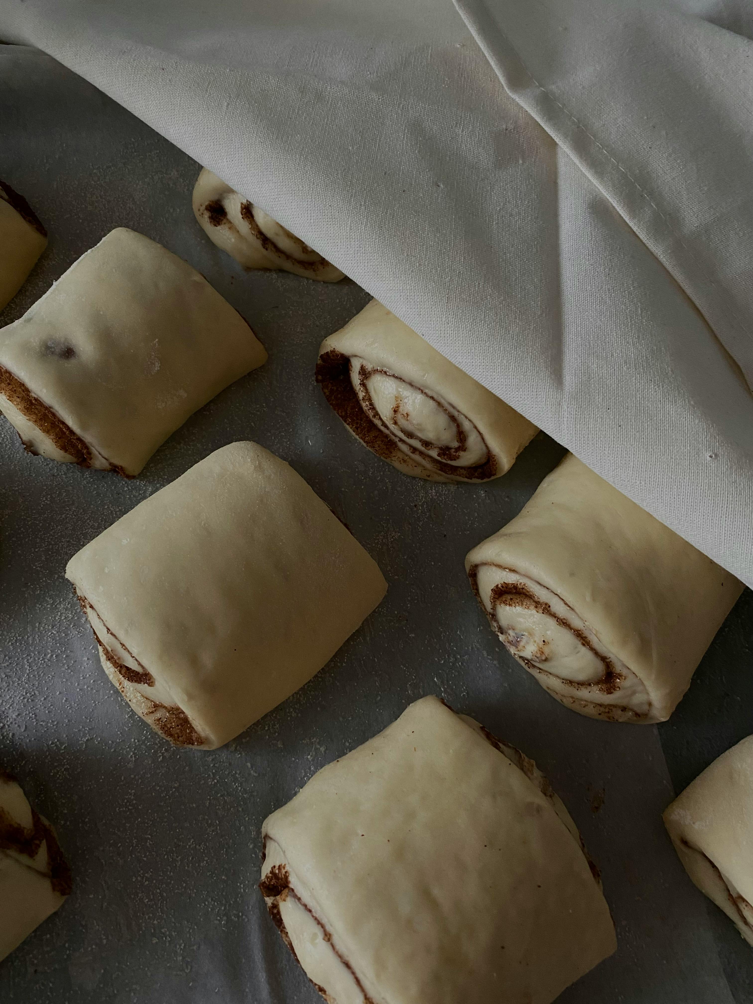 Uncooked Cinnamon Rolls on a Baking Tray · Free Stock Photo