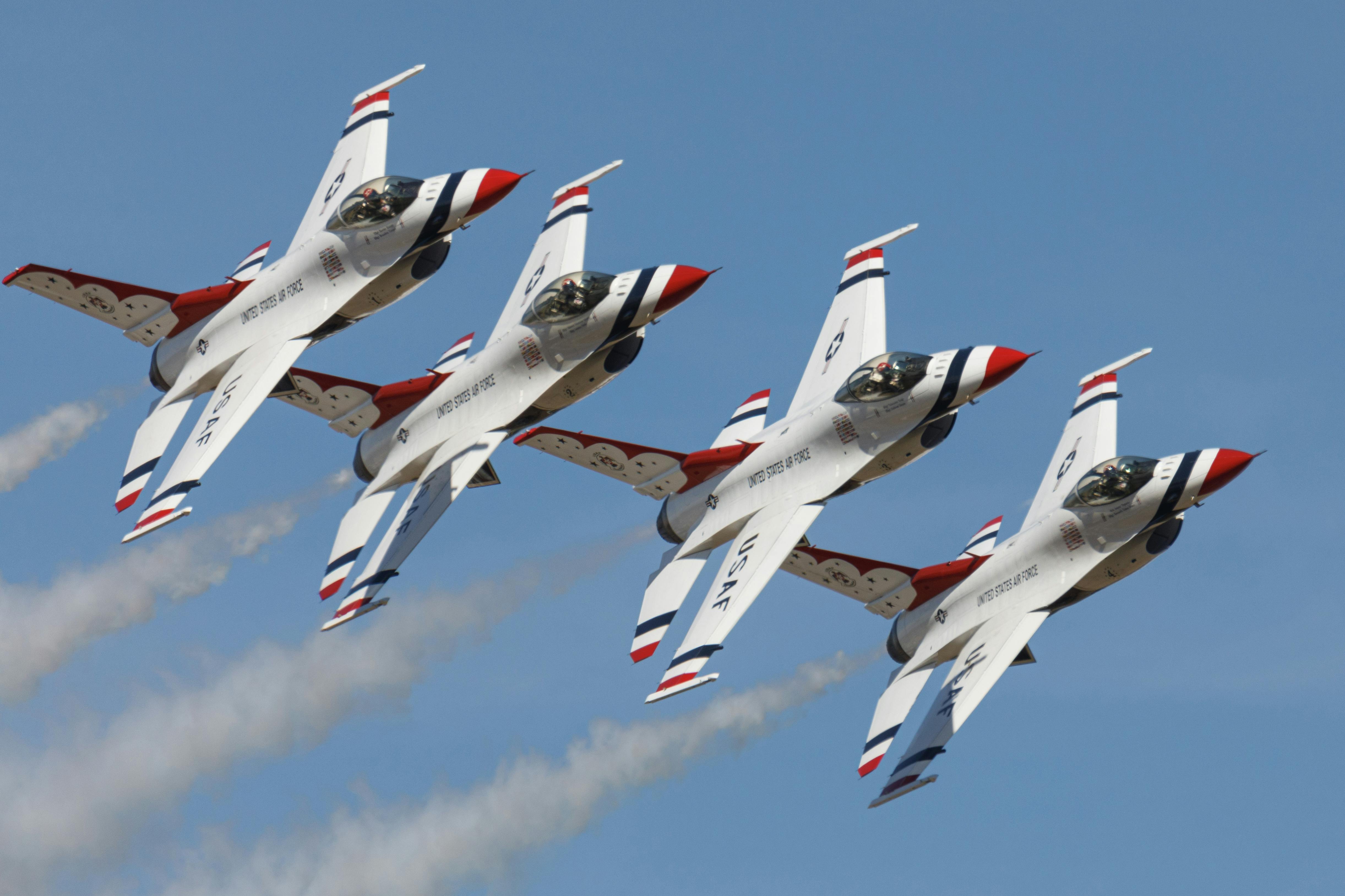 USAF F-16s Fighter Jets Aerobatic Team, the Thunderbirds, in Formation ...