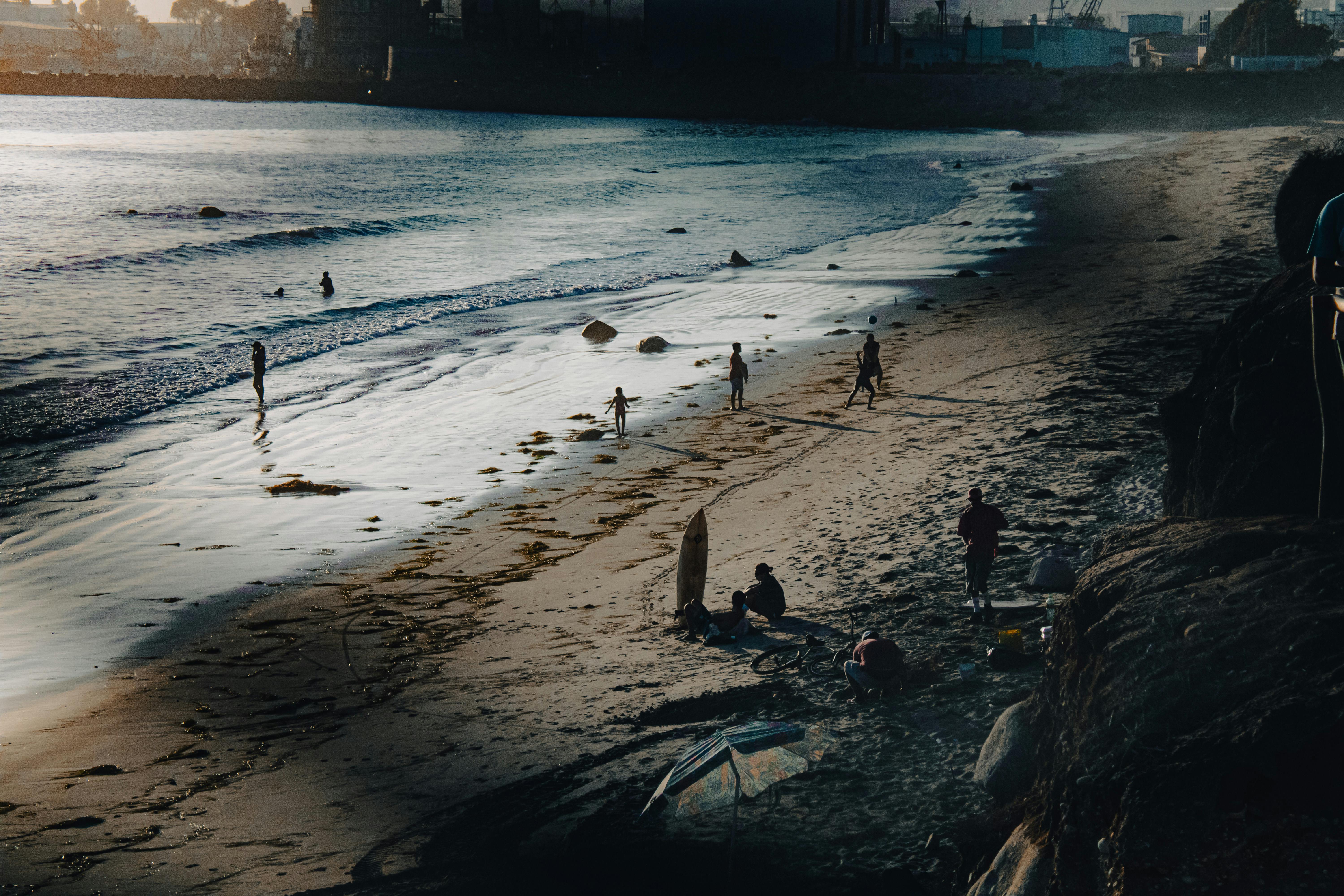 People Walking on the Beach · Free Stock Photo