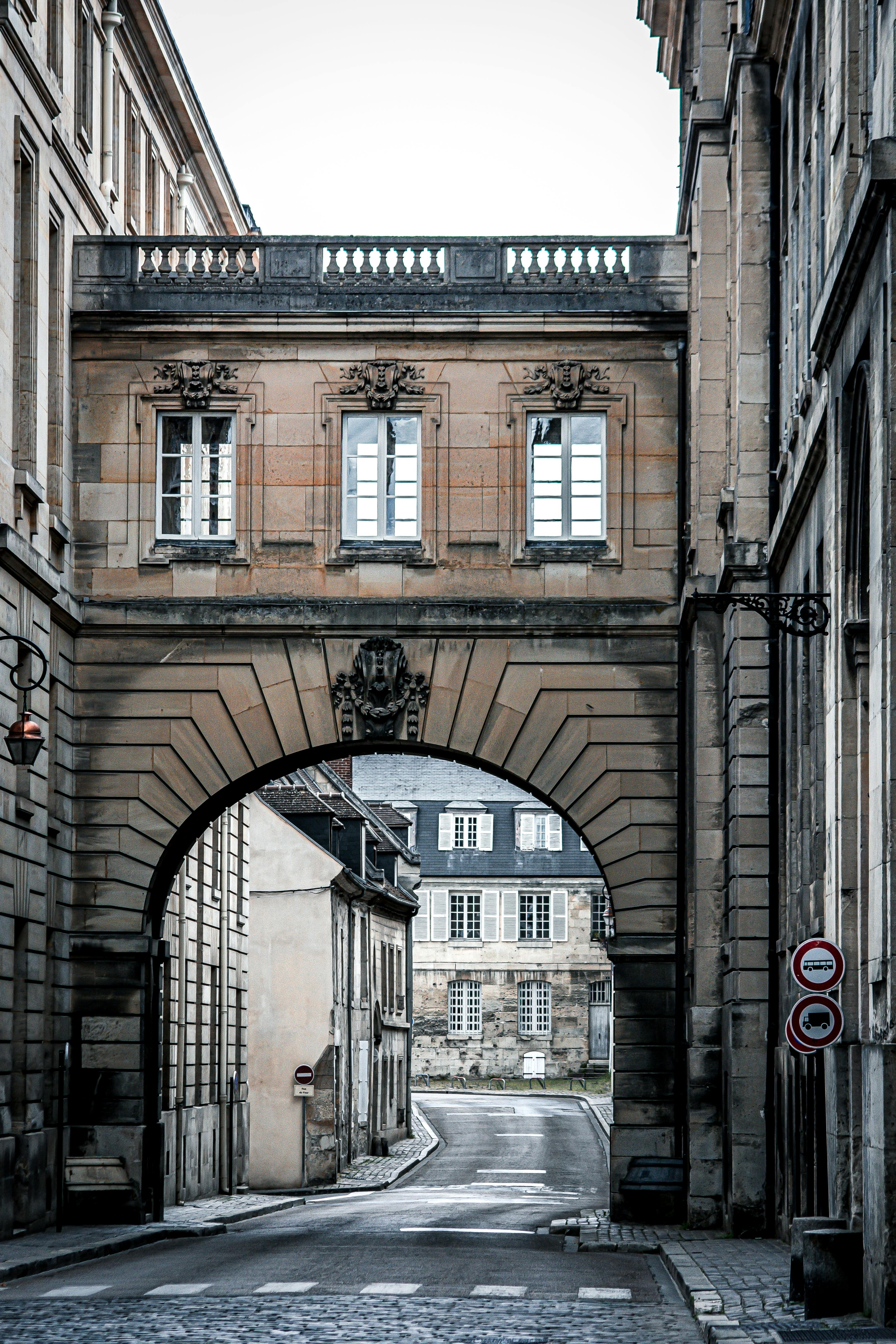 Building with Arch over Street · Free Stock Photo