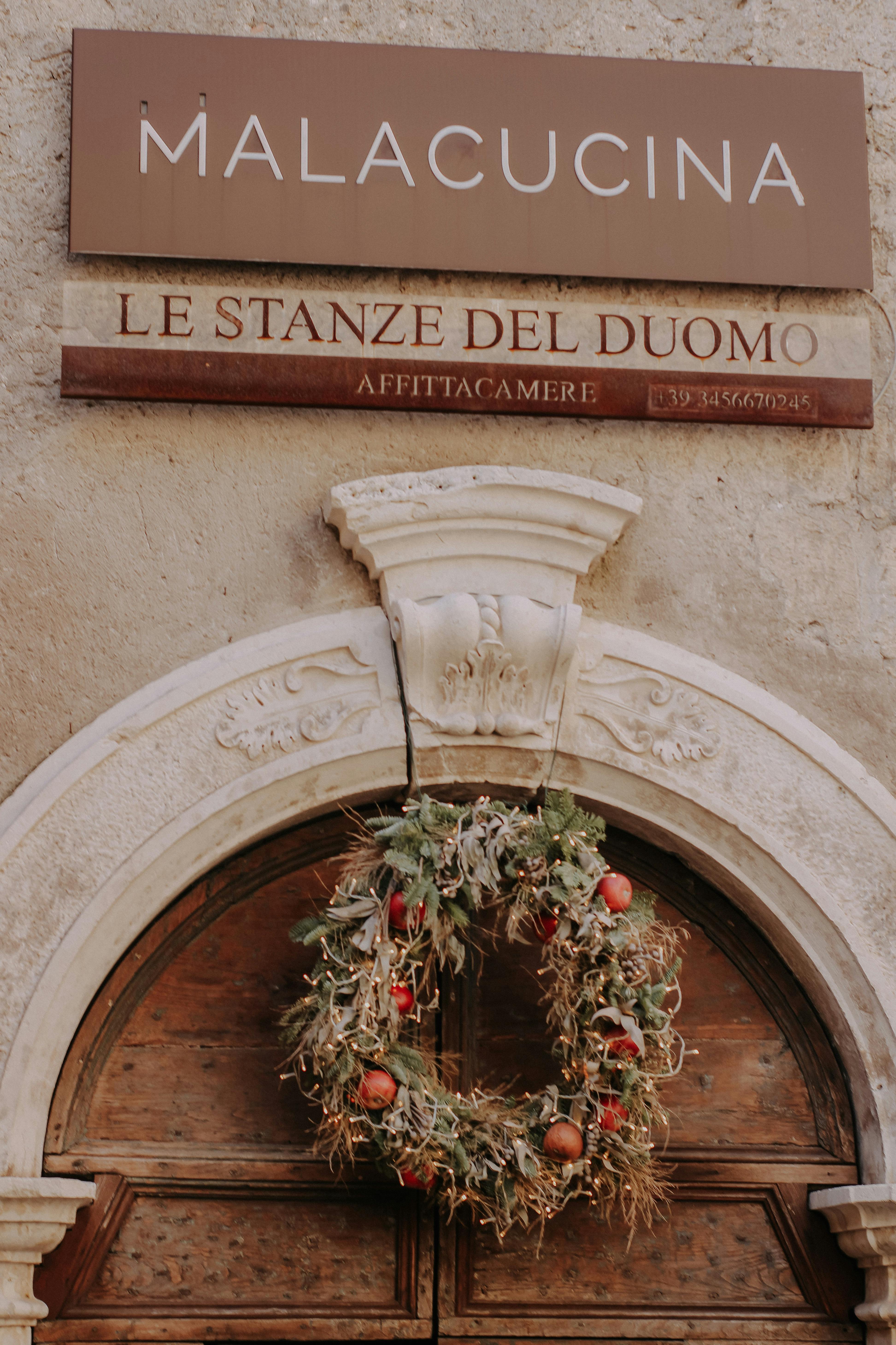 Garland over Doo under Boards in Italian · Free Stock Photo