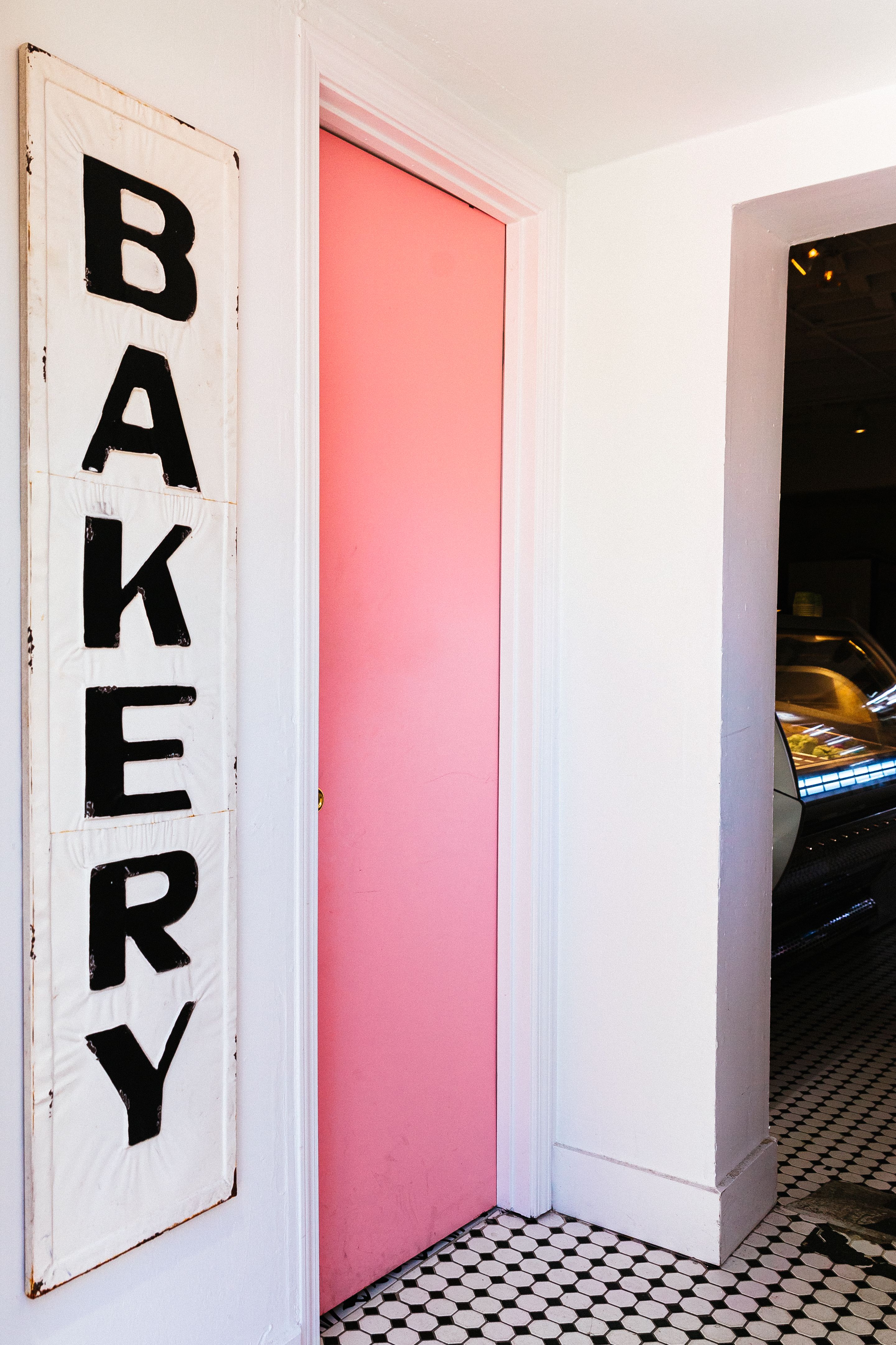A Sign at the Entrance to a Bakery · Free Stock Photo