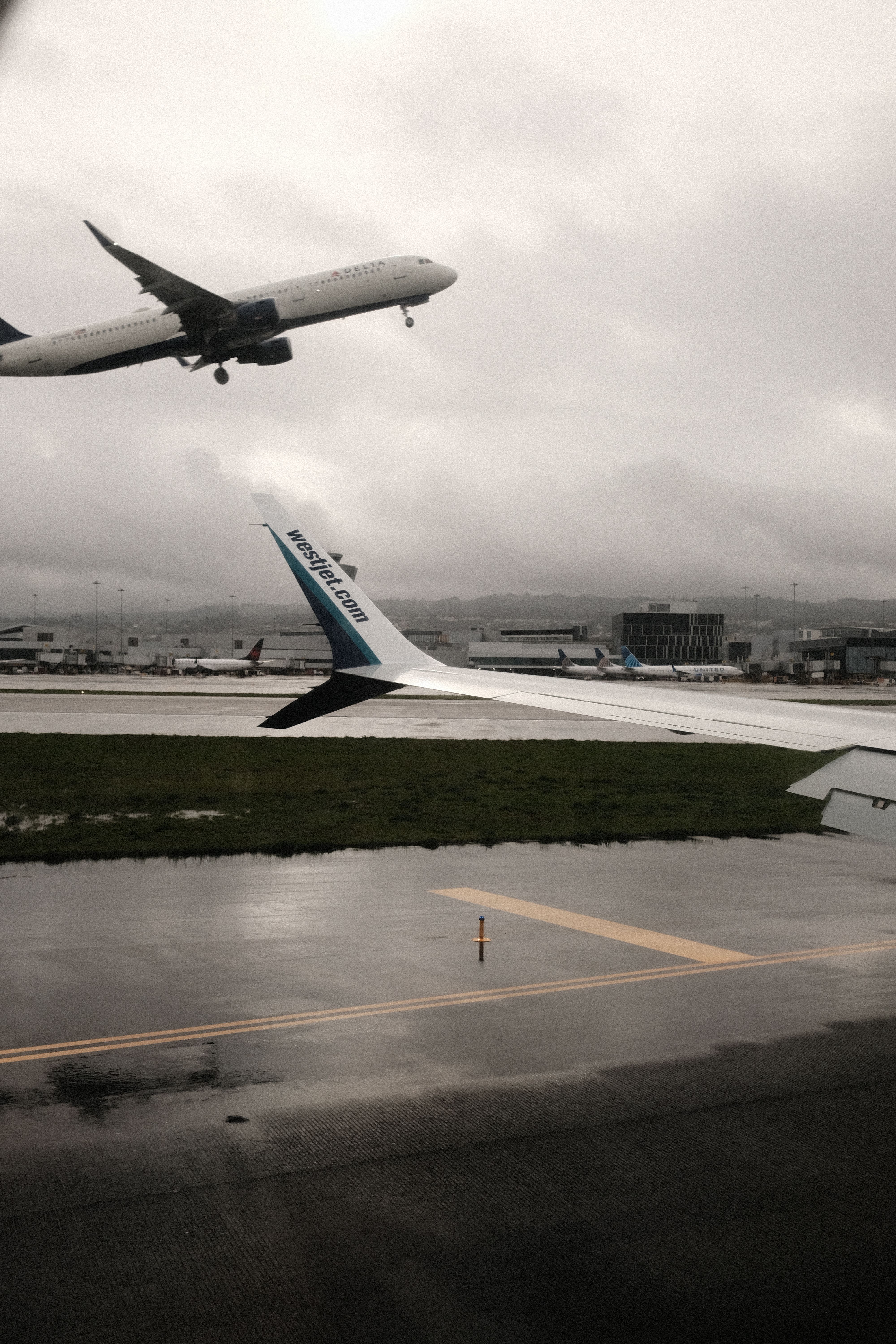 Airplanes on Airport · Free Stock Photo