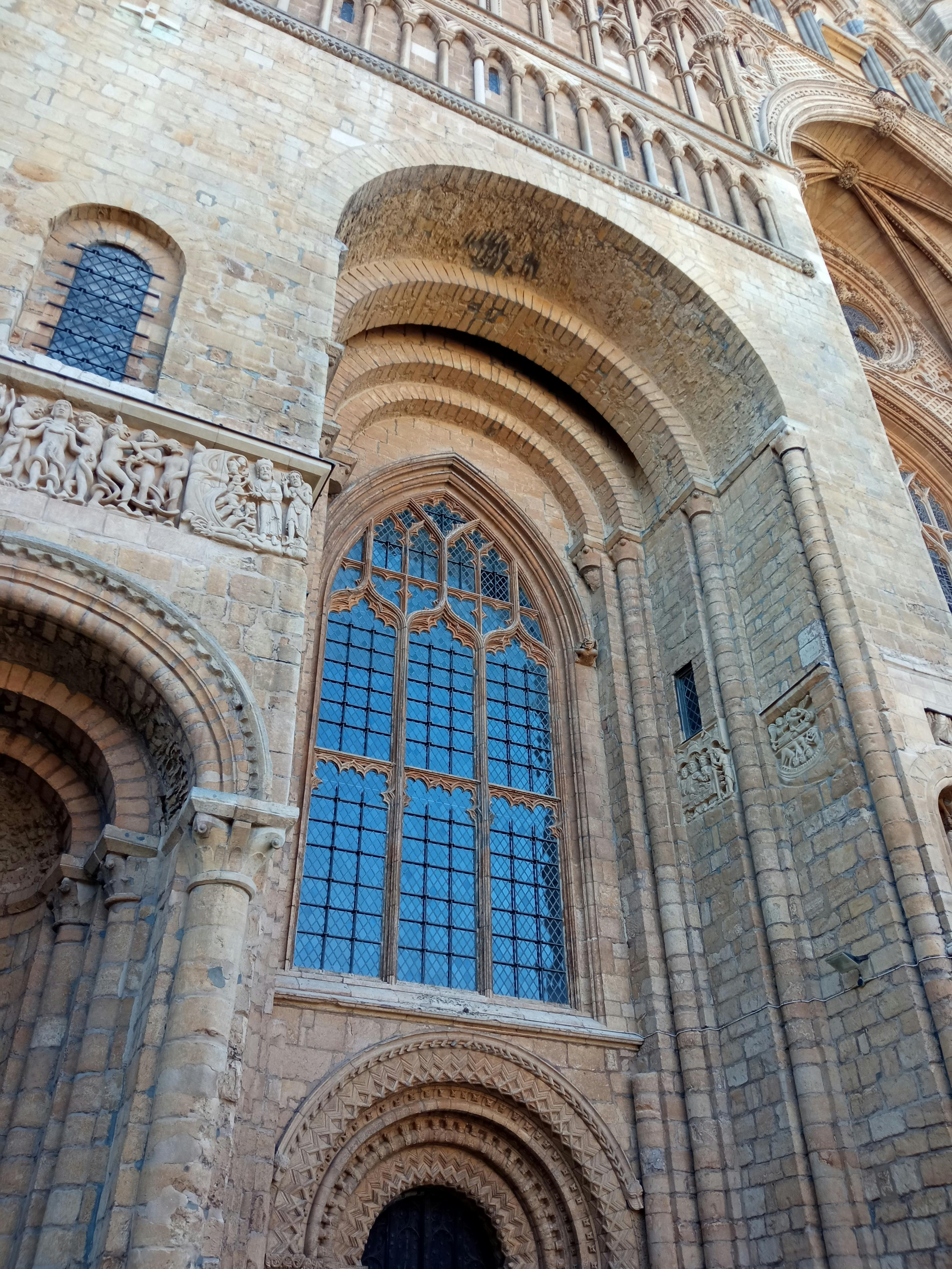 Window Above the Side Entrance of Lincoln Cathedral · Free Stock Photo