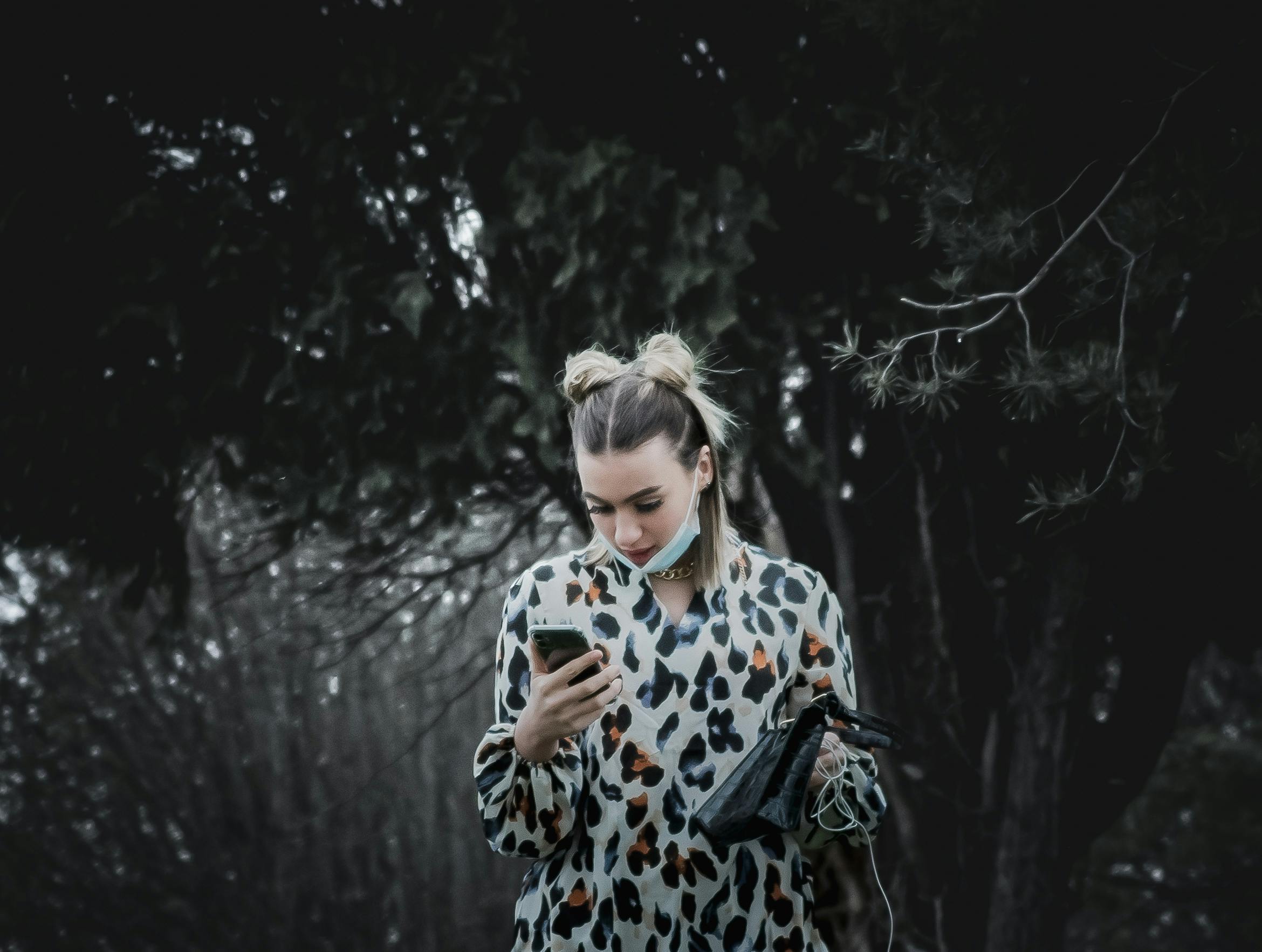 Women On Cellphone Photos, Download Free Women On Cellphone Stock ...