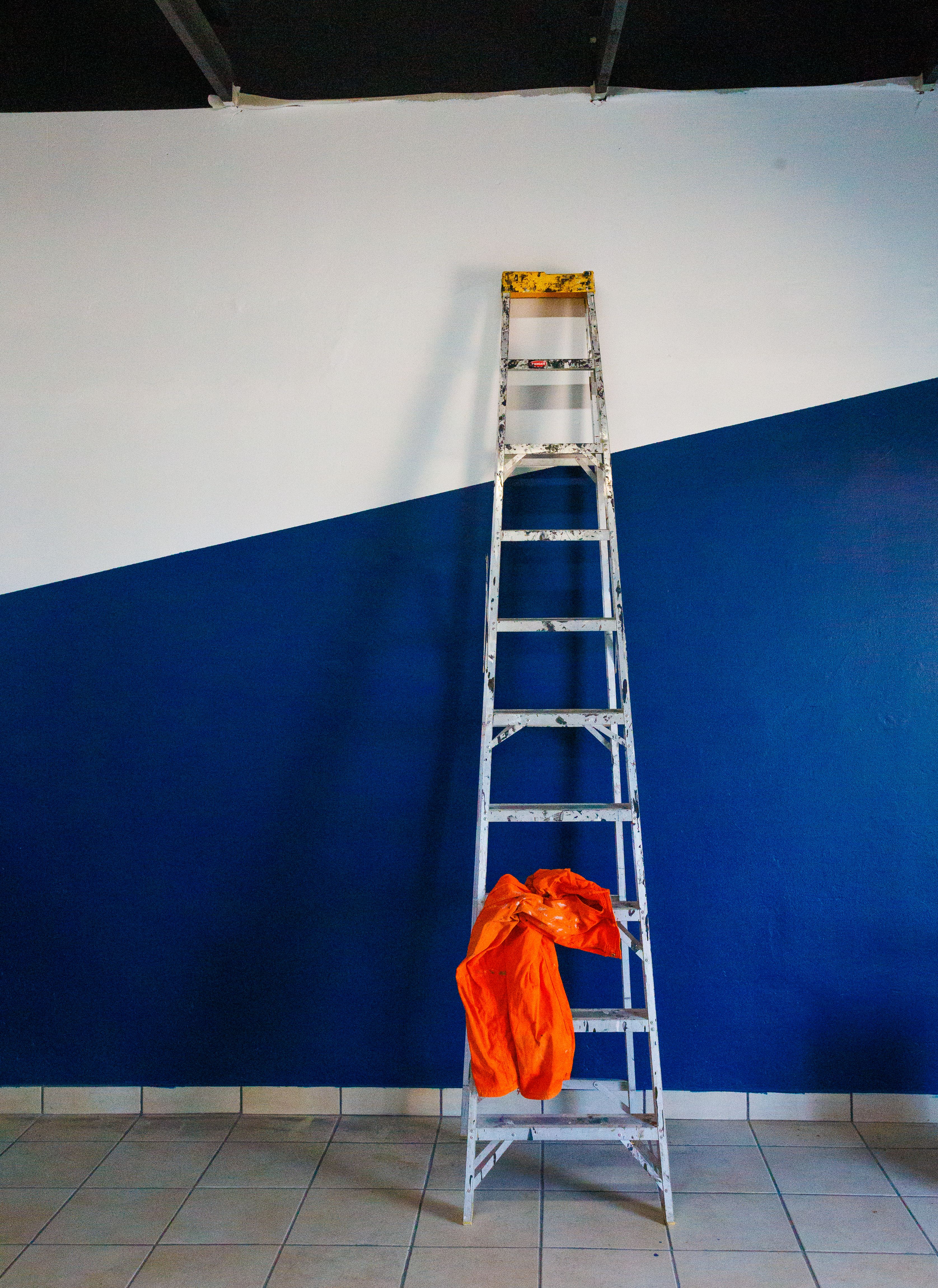 Ladder in Empty Room · Free Stock Photo