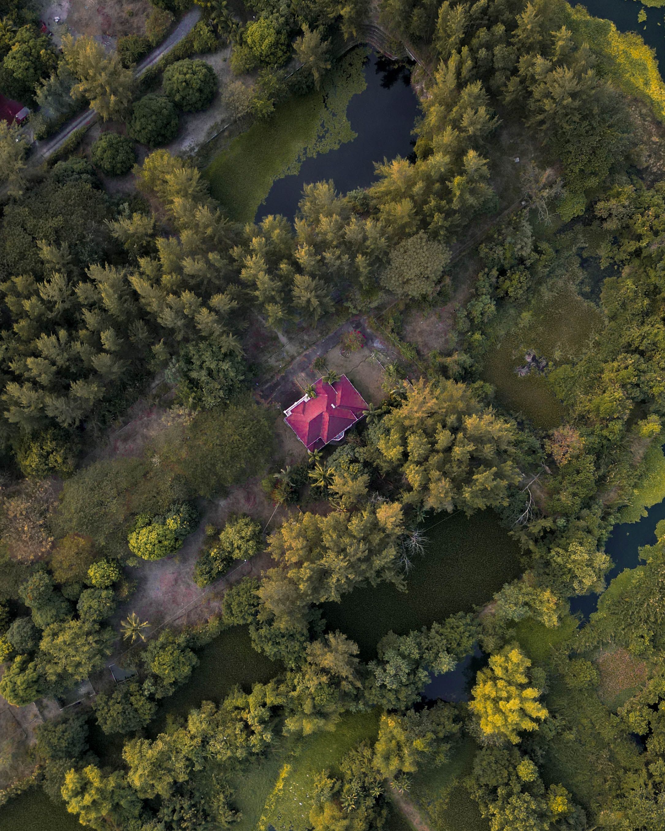 Top View of a Lone House in the Countryside · Free Stock Photo