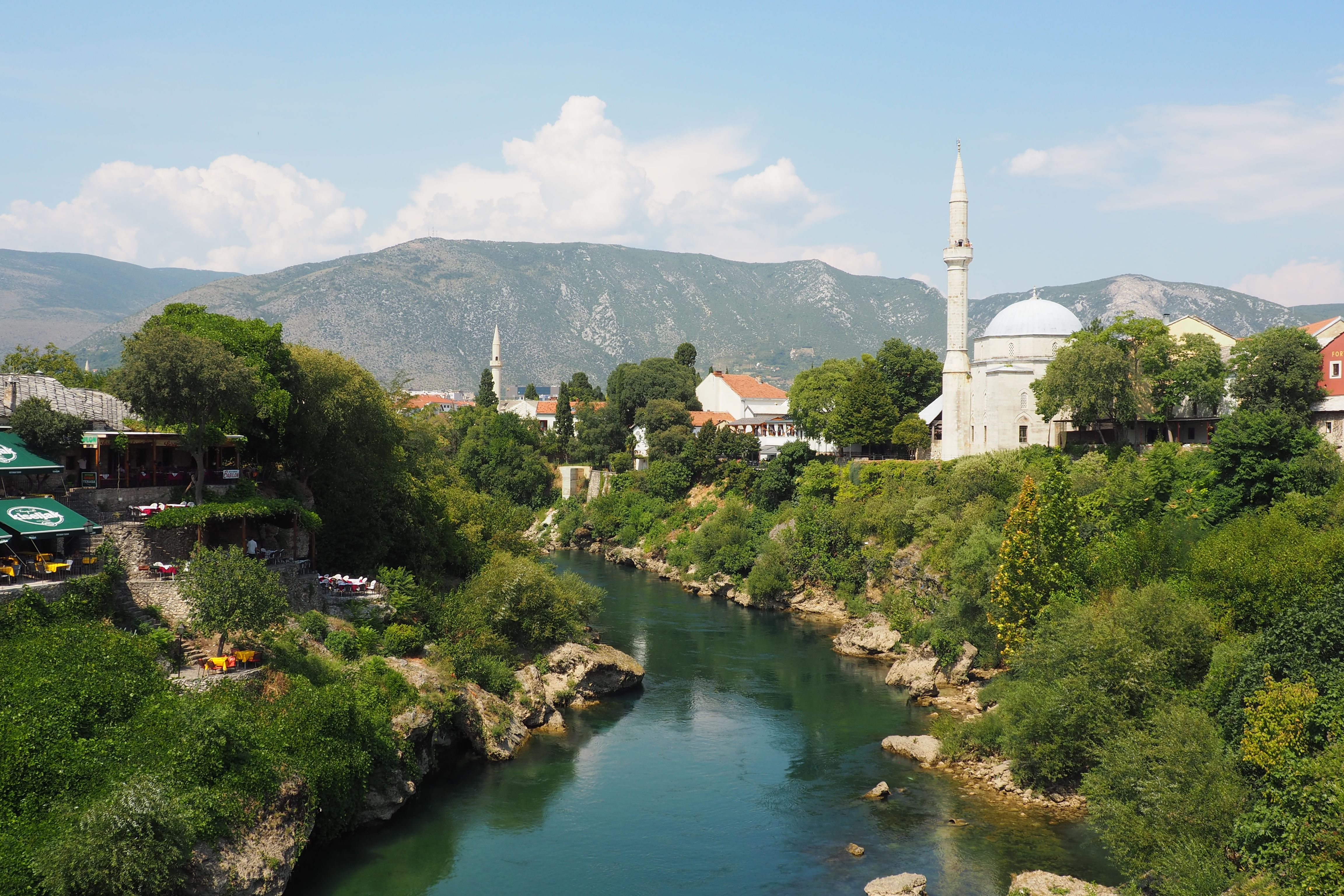 River in Town with Mosque · Free Stock Photo