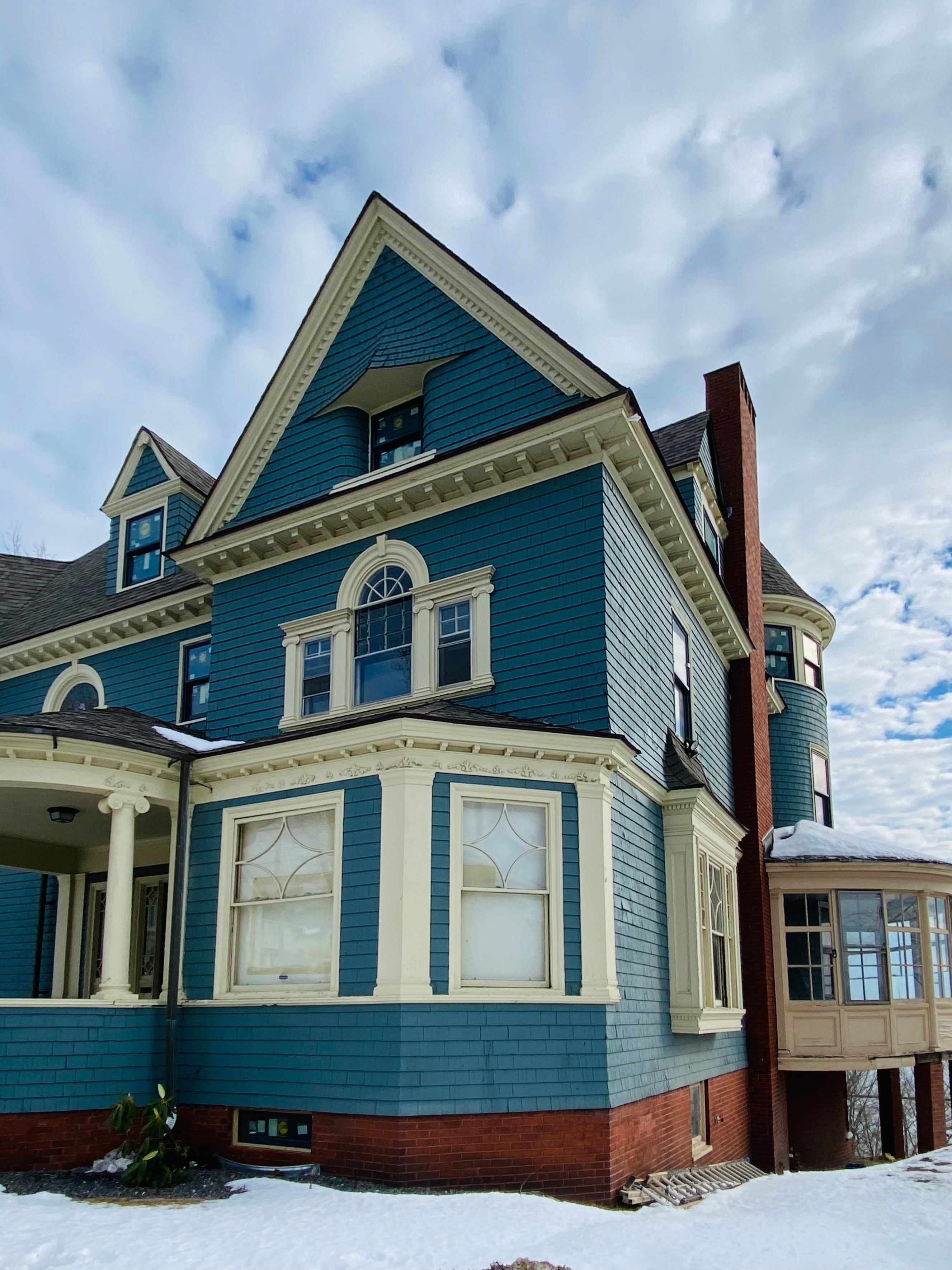 Victorian House in Winter · Free Stock Photo