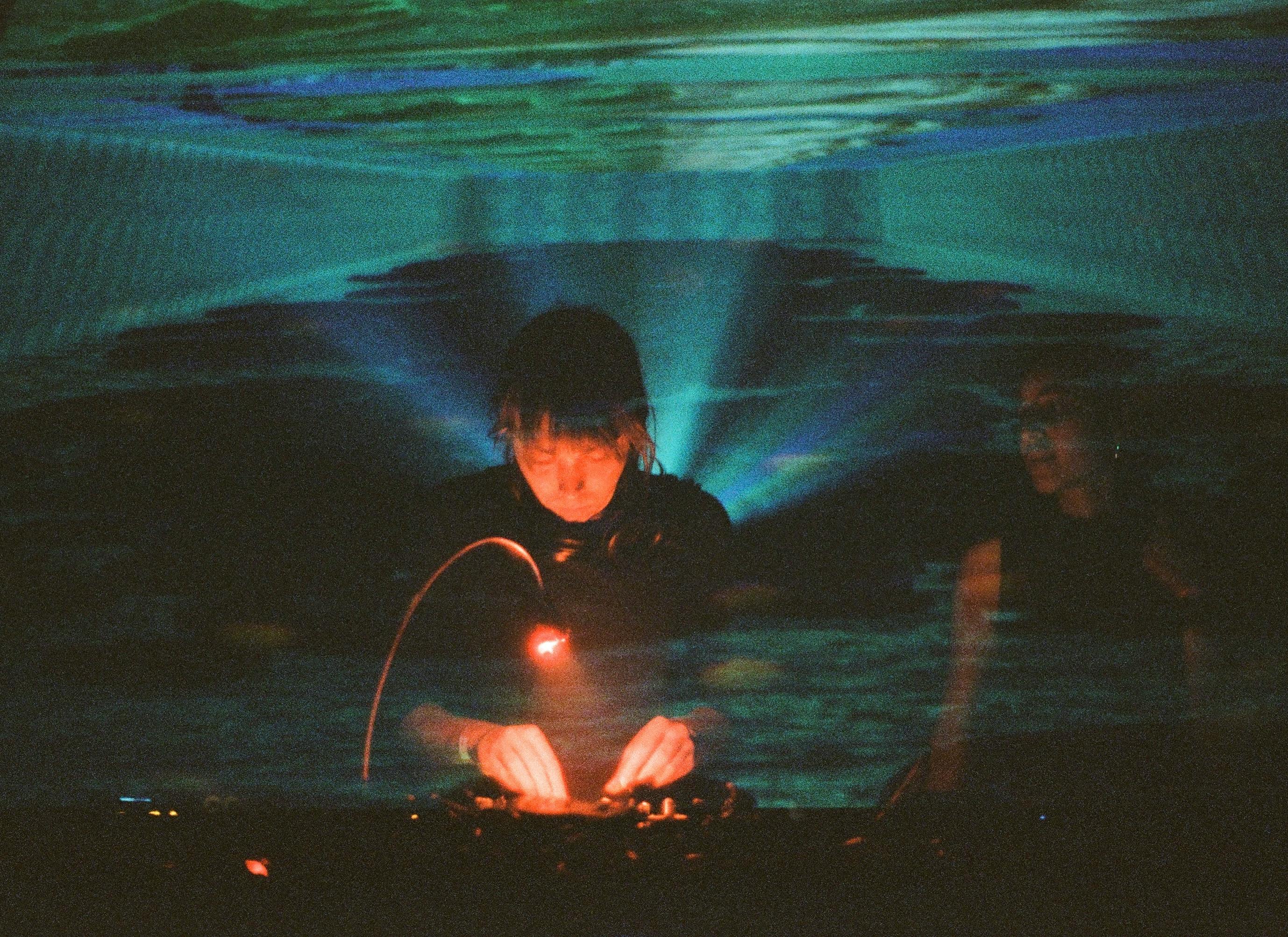 Dj Trabajando En Un Club Nocturno · Foto de stock gratuita