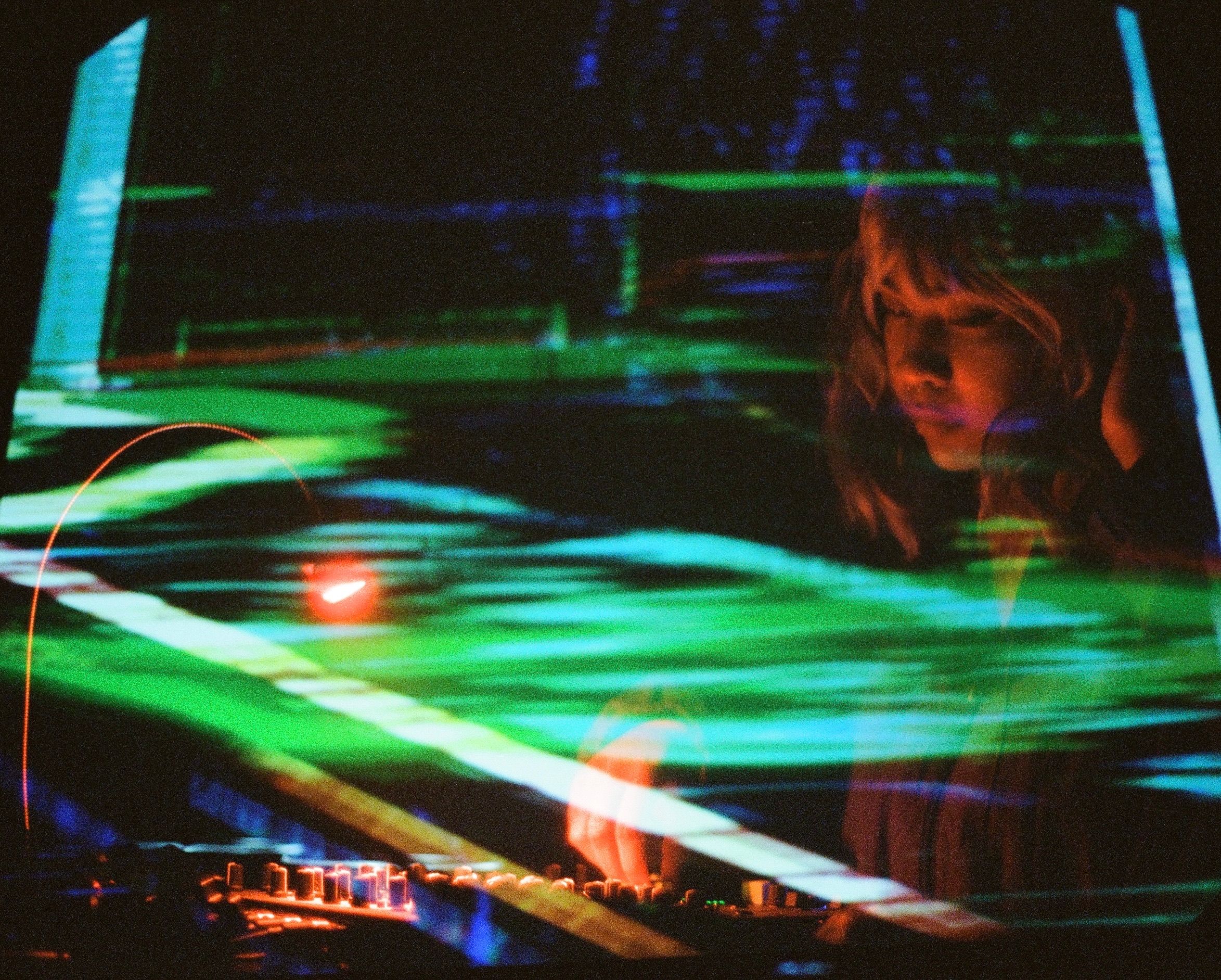 Dj En Concierto Y Luces Verdes · Foto de stock gratuita