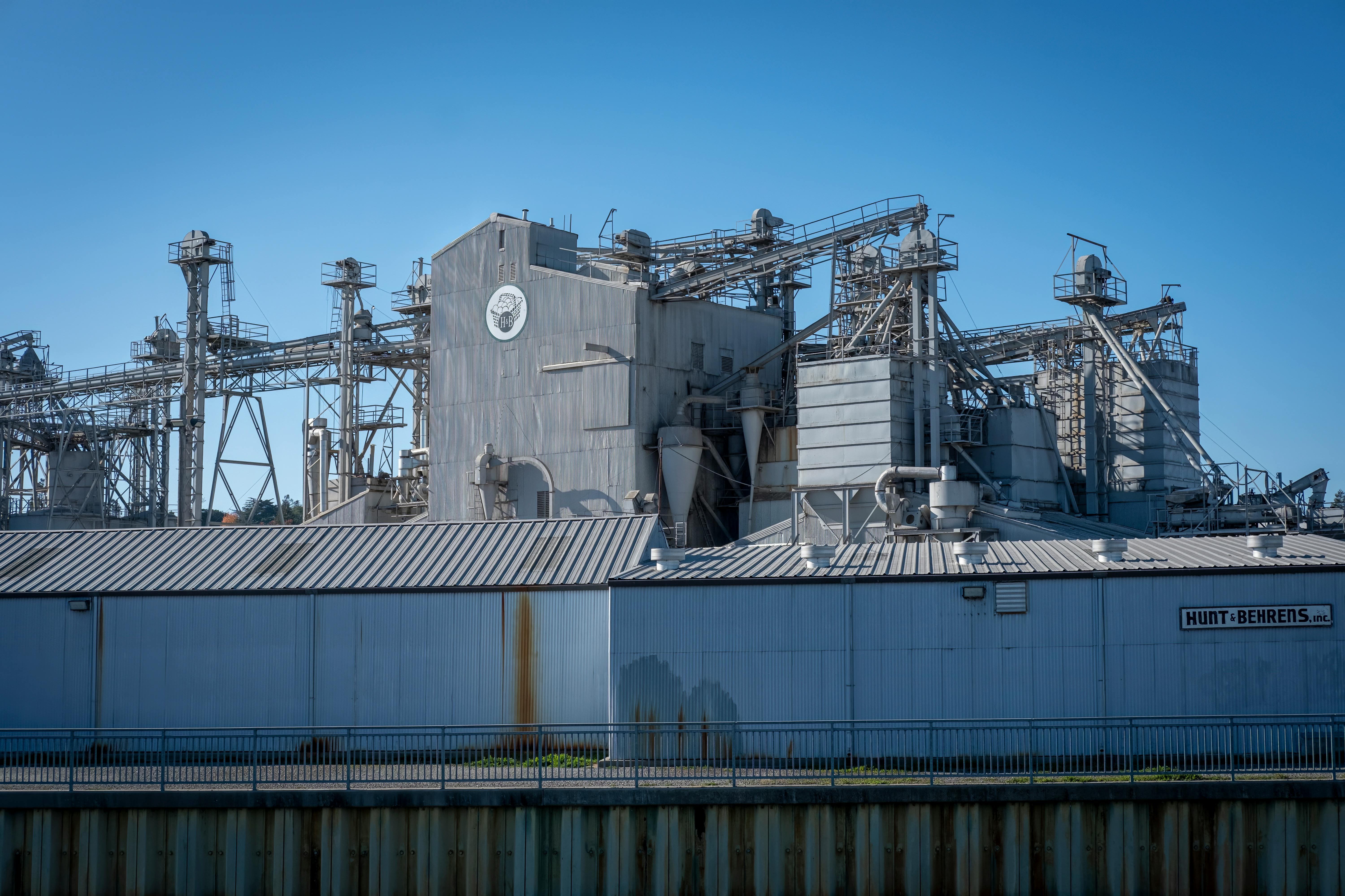 Metal Construction of Factory · Free Stock Photo