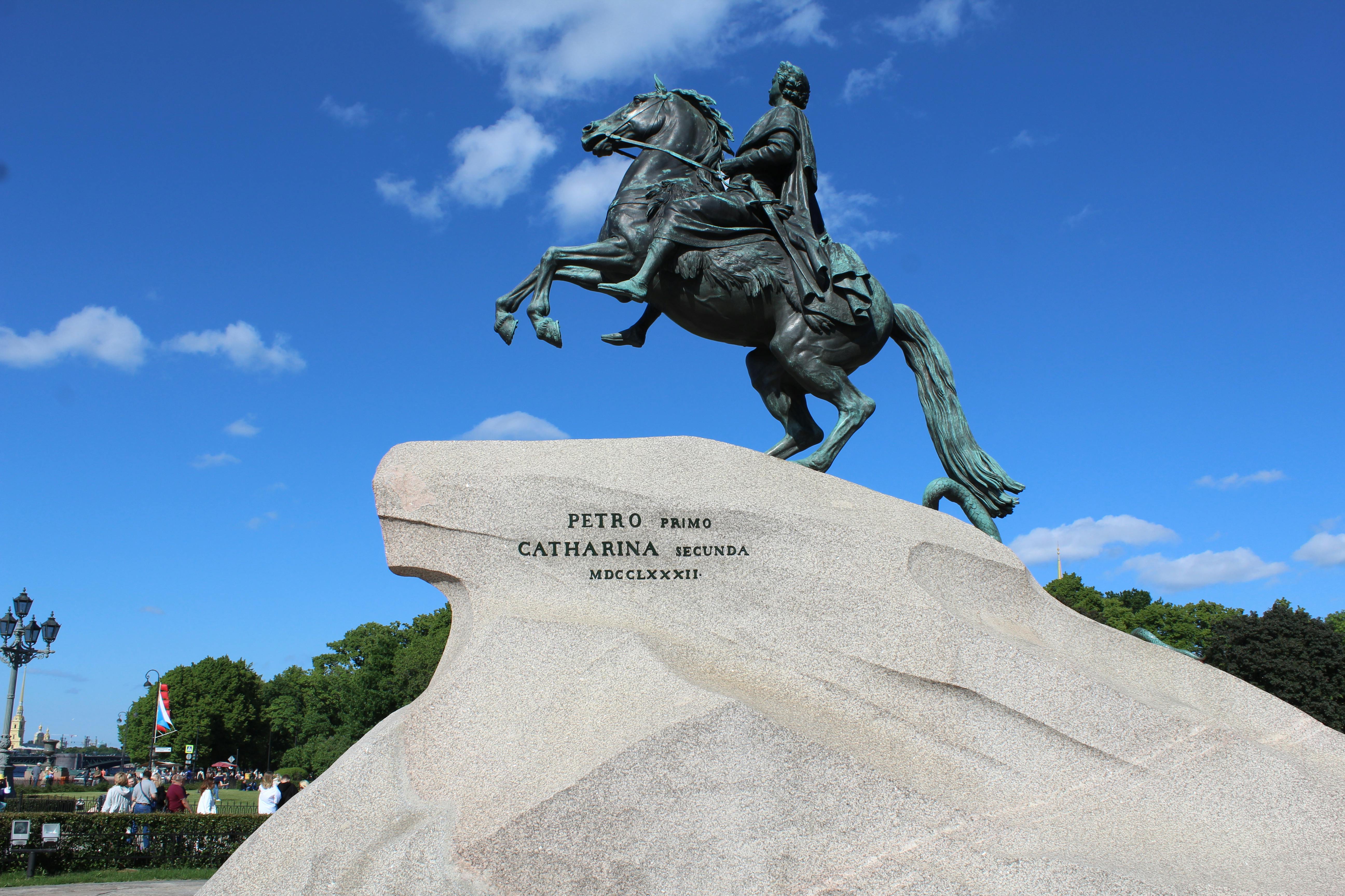 hero monument in the middle of the dam · Free Stock Photo