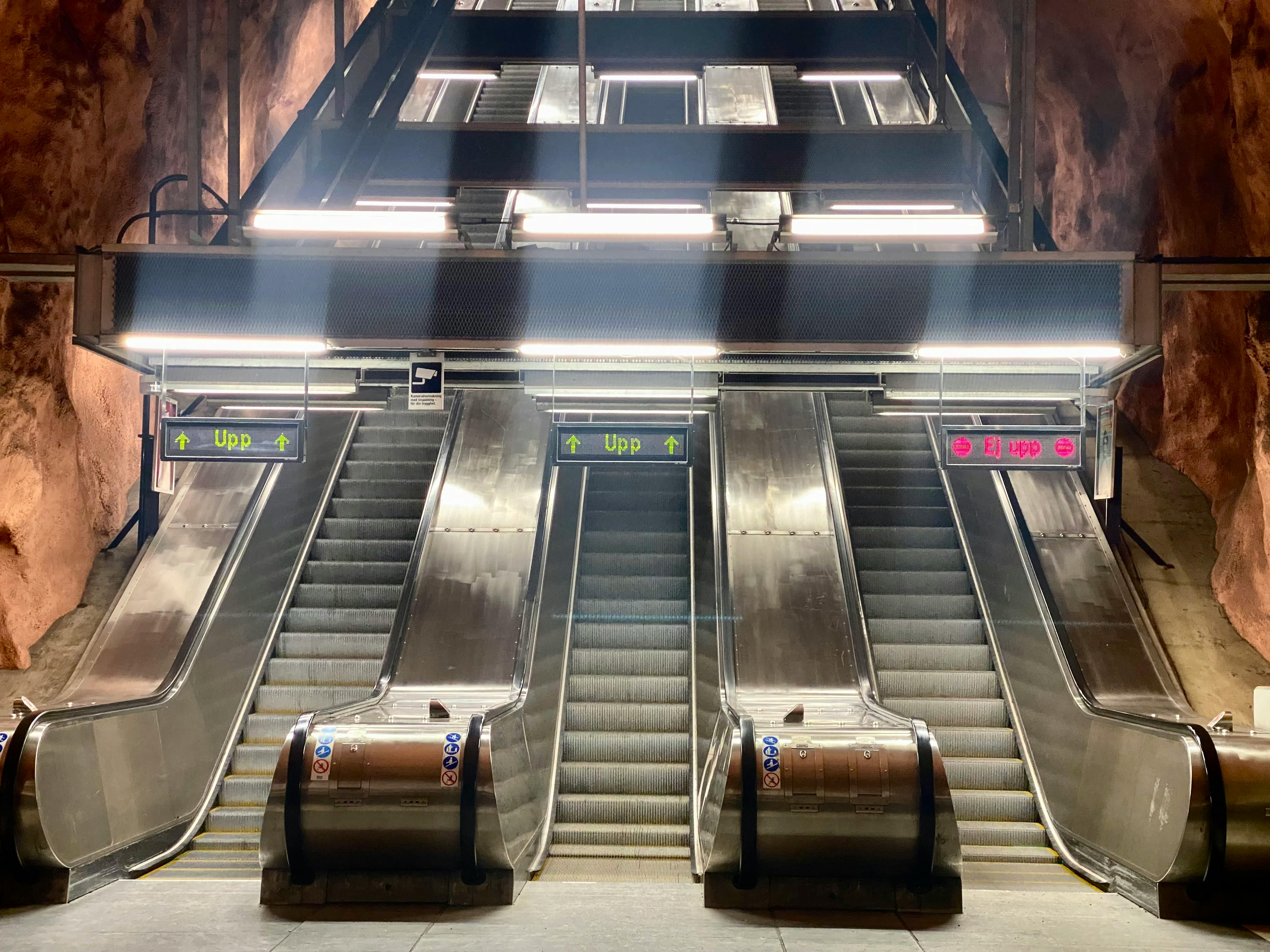 Narrow Stone Paved Alley Between Townhouses · Free Stock Photo