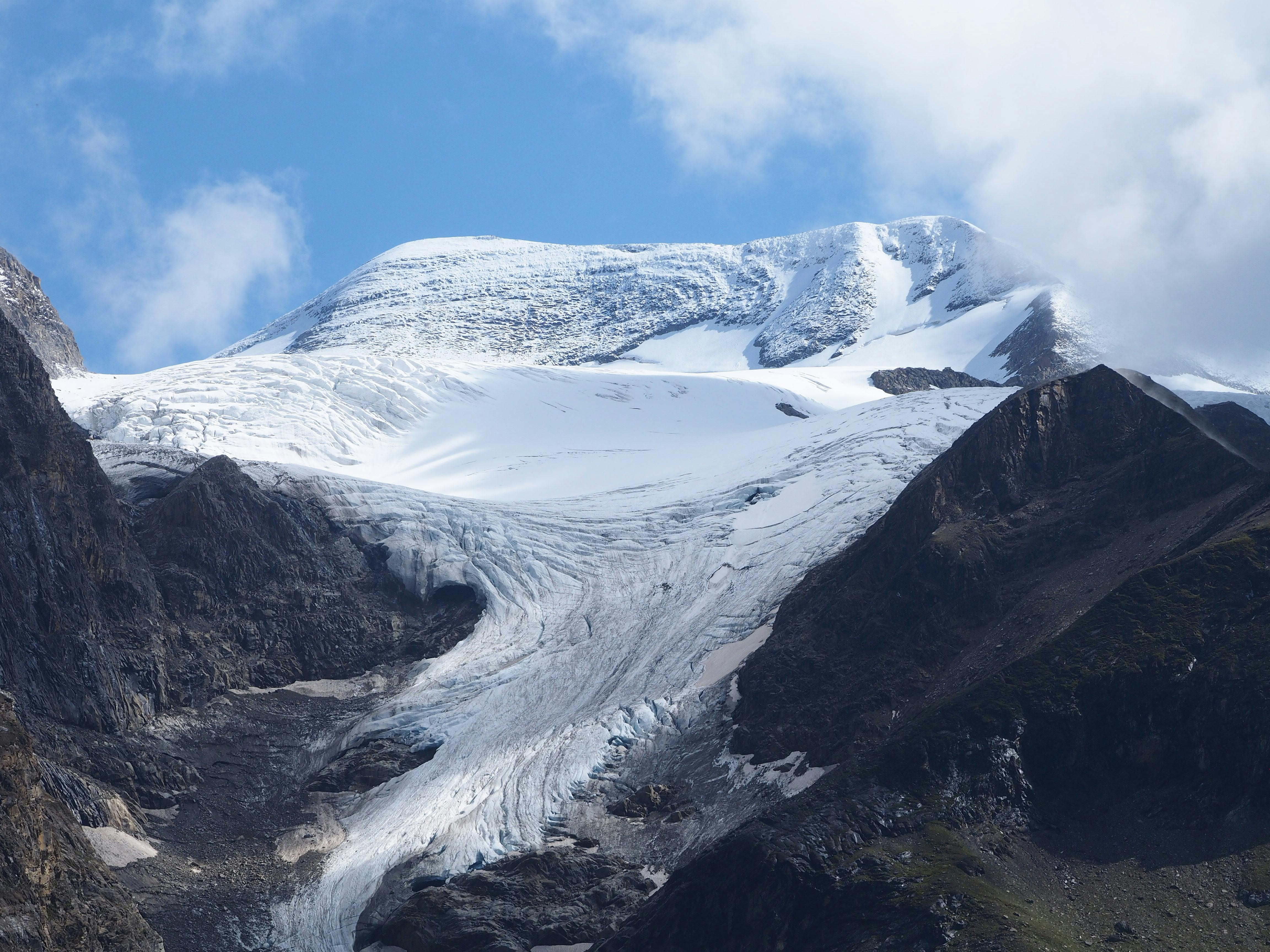 Snow on Slope under Mountain · Free Stock Photo