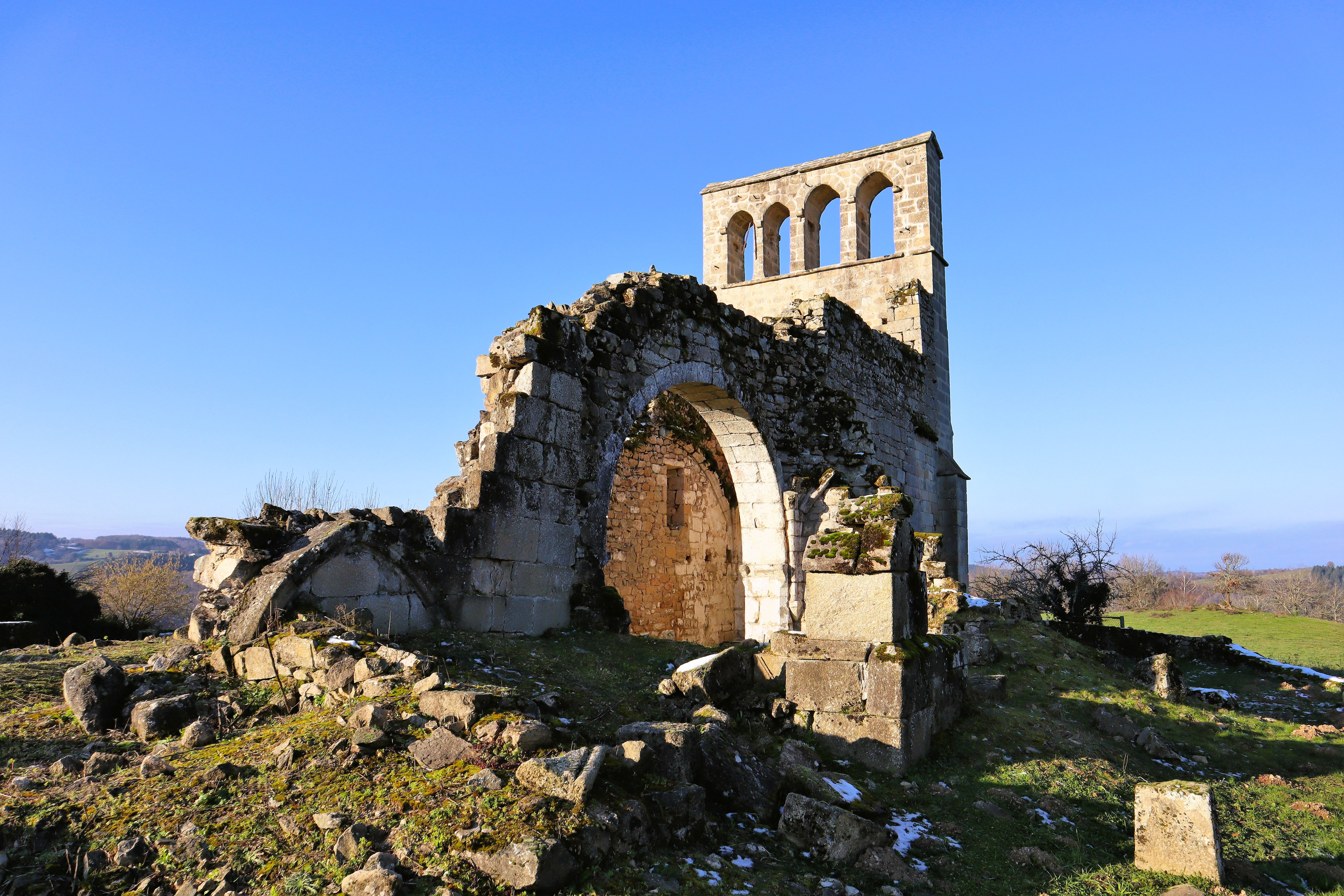 Sunlit Building Ruins · Free Stock Photo