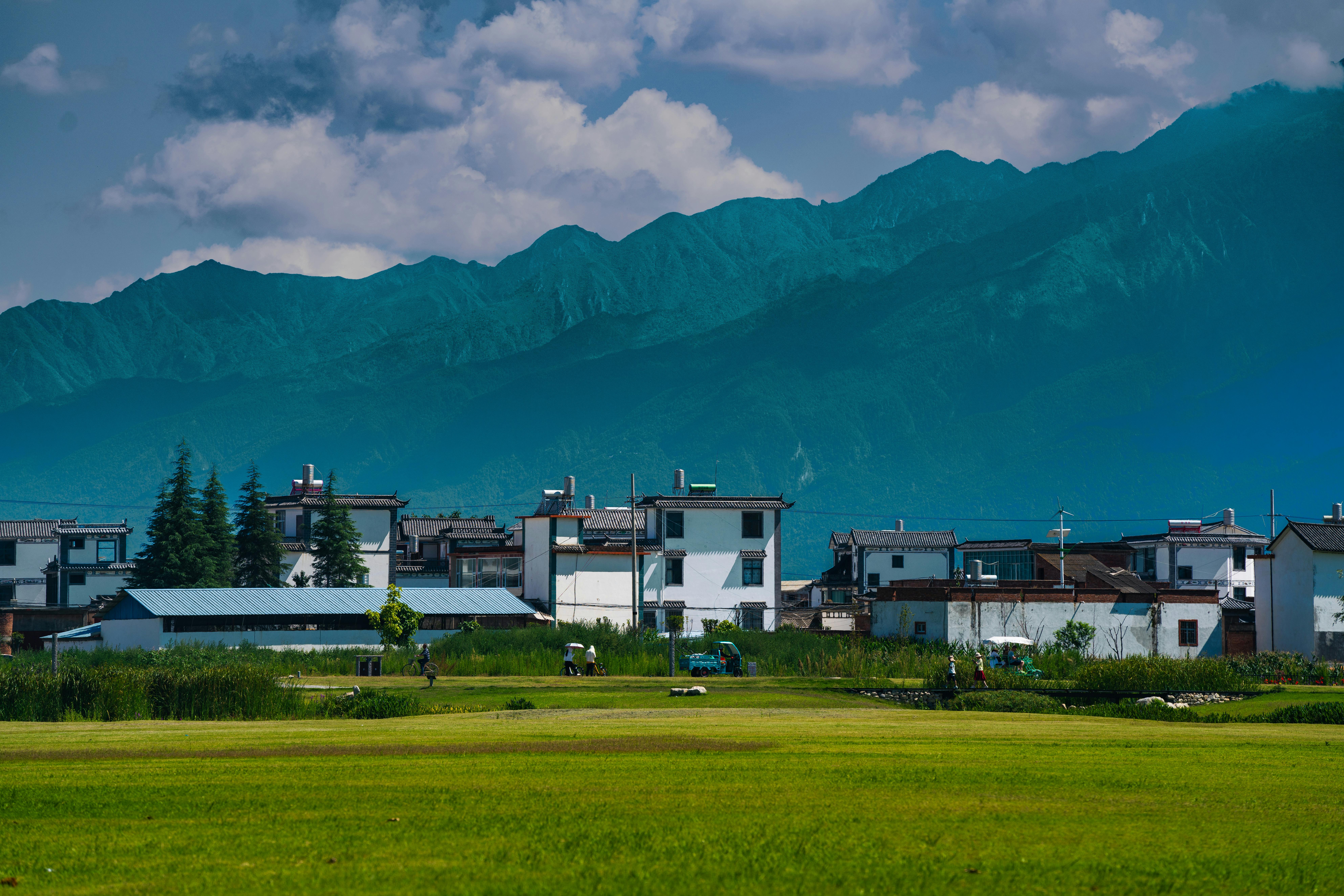 Village near Mountain · Free Stock Photo