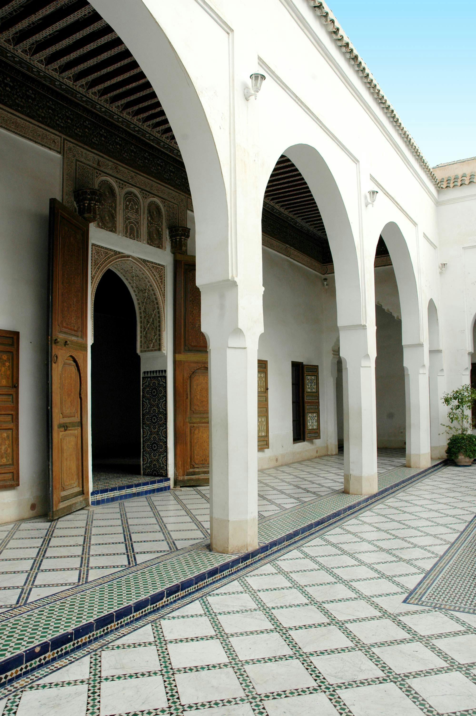 Building Columns on Courtyard · Free Stock Photo