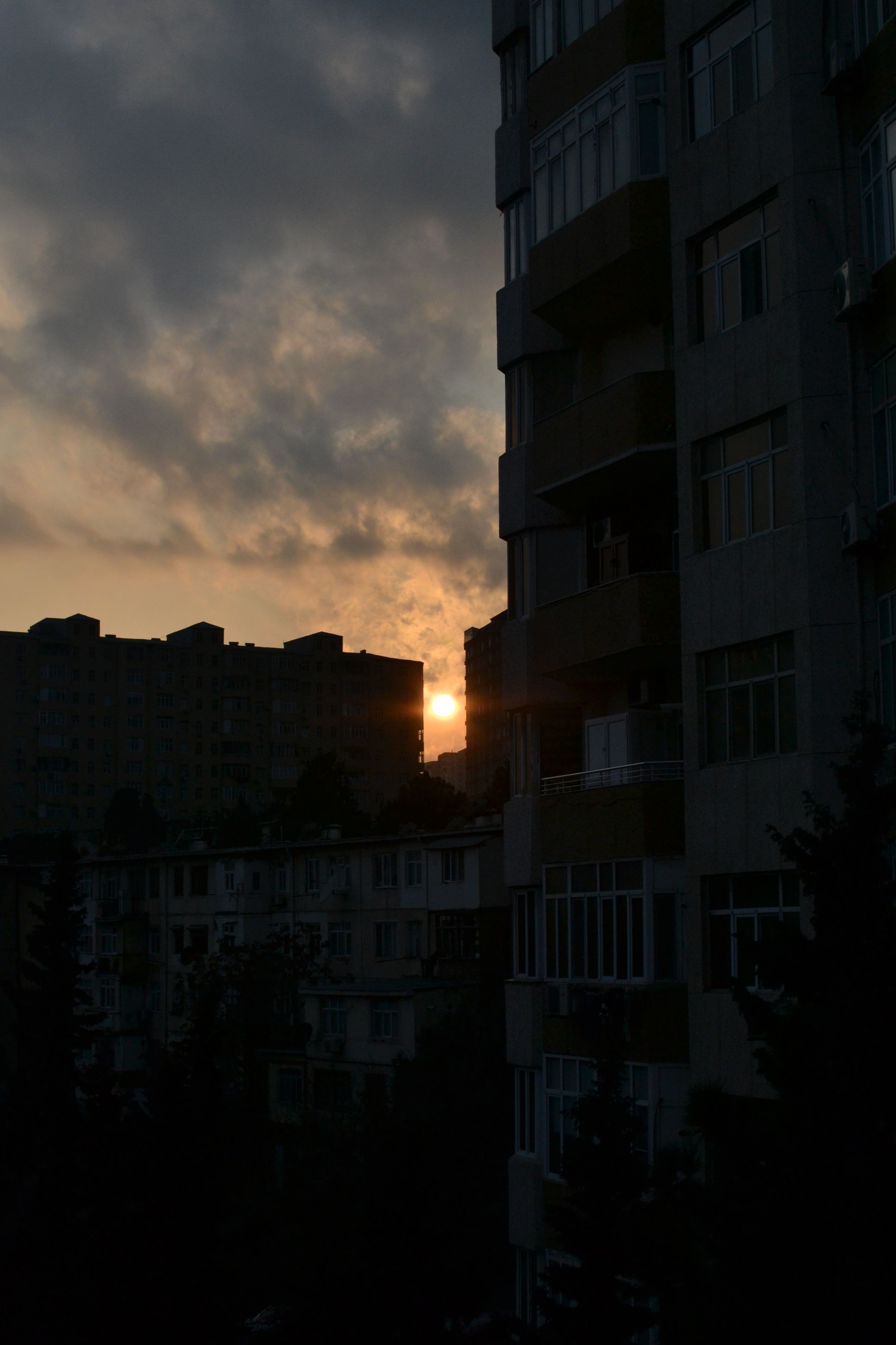 Buildings with Apartments at Sunset · Free Stock Photo