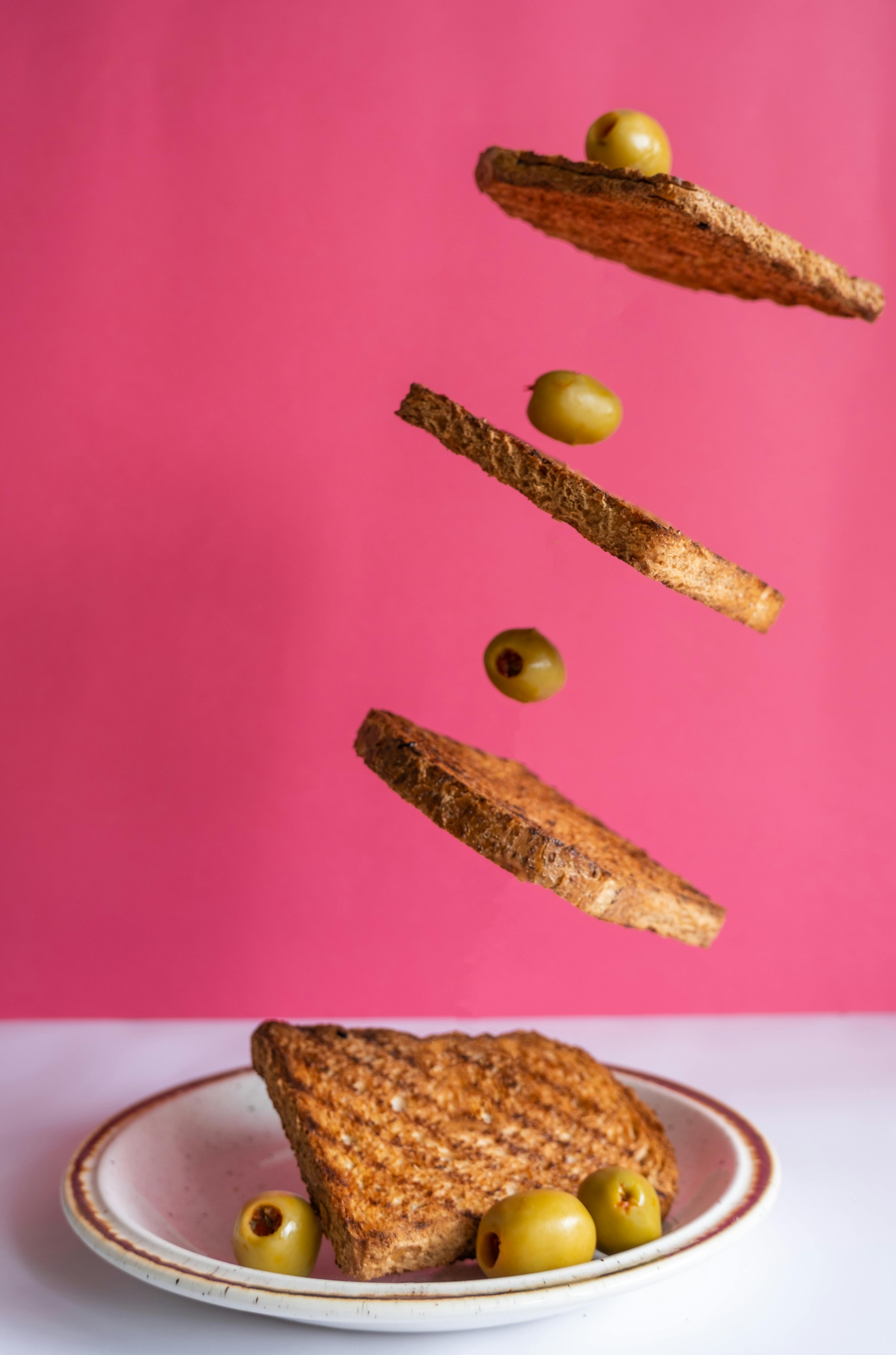 Foto de stock gratuita sobre aceitunas, cayendo, comida, pan, plato ...