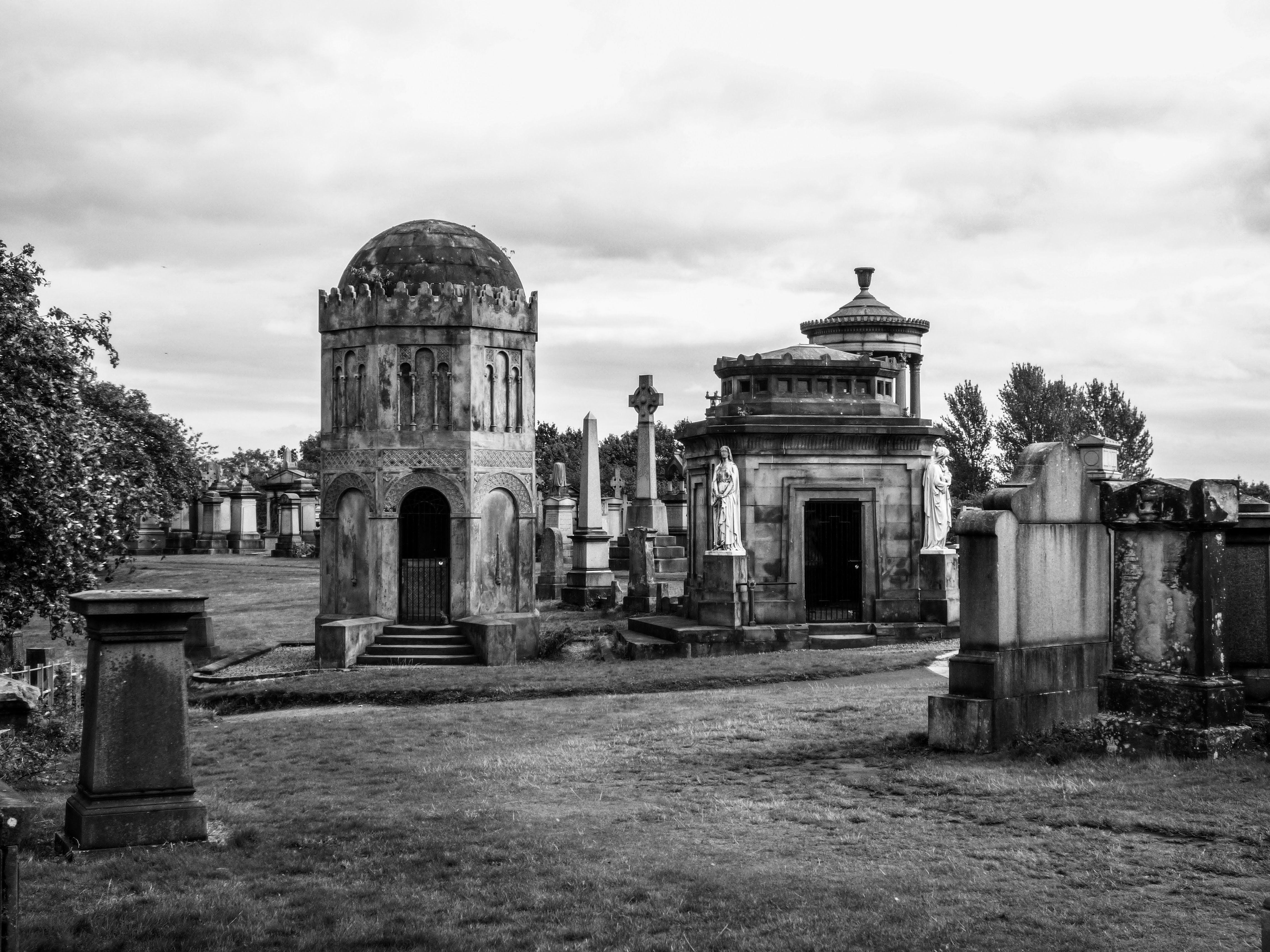 Grayscale Photography of a Gravestone · Free Stock Photo