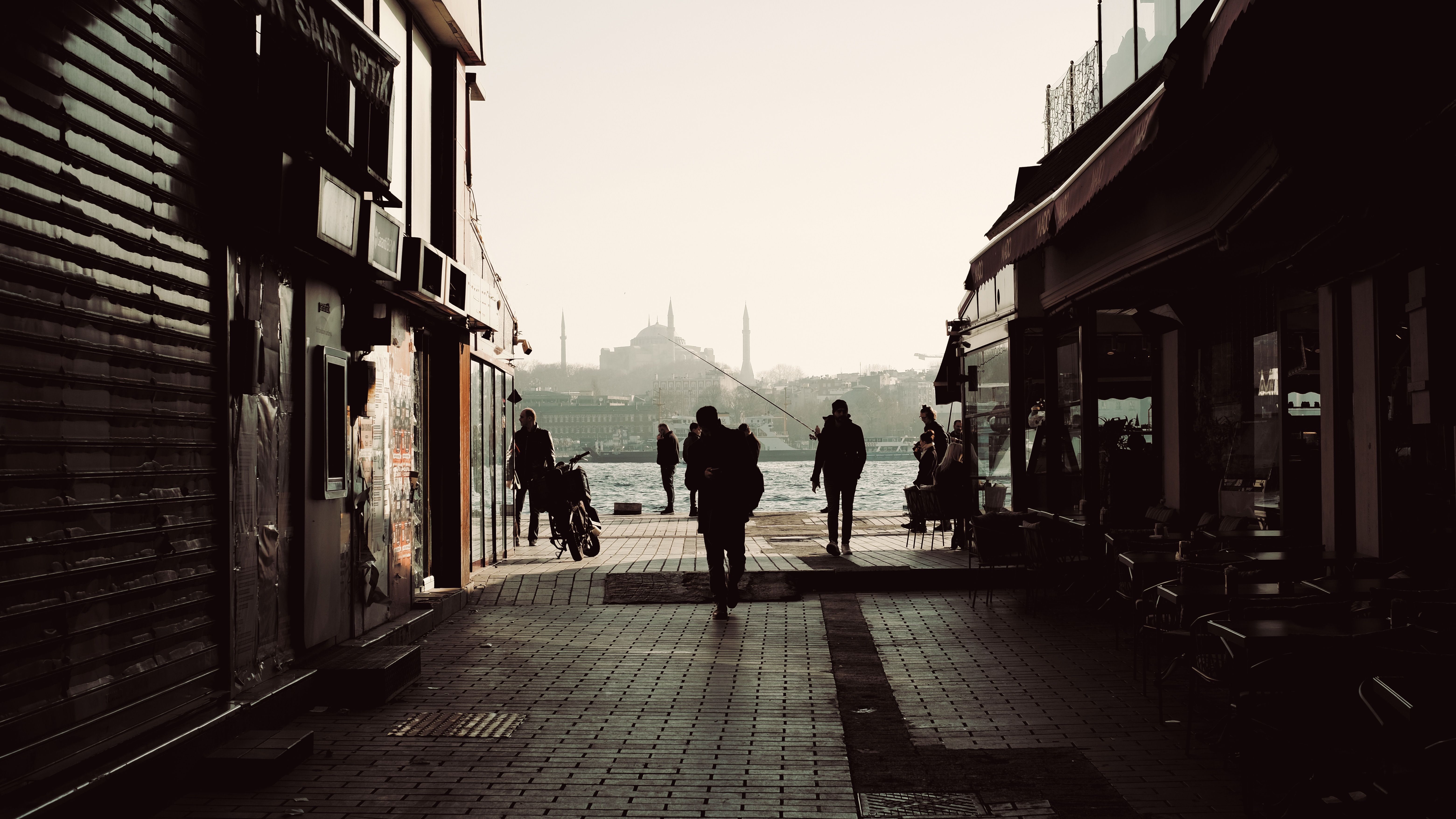 People in an Alley · Free Stock Photo