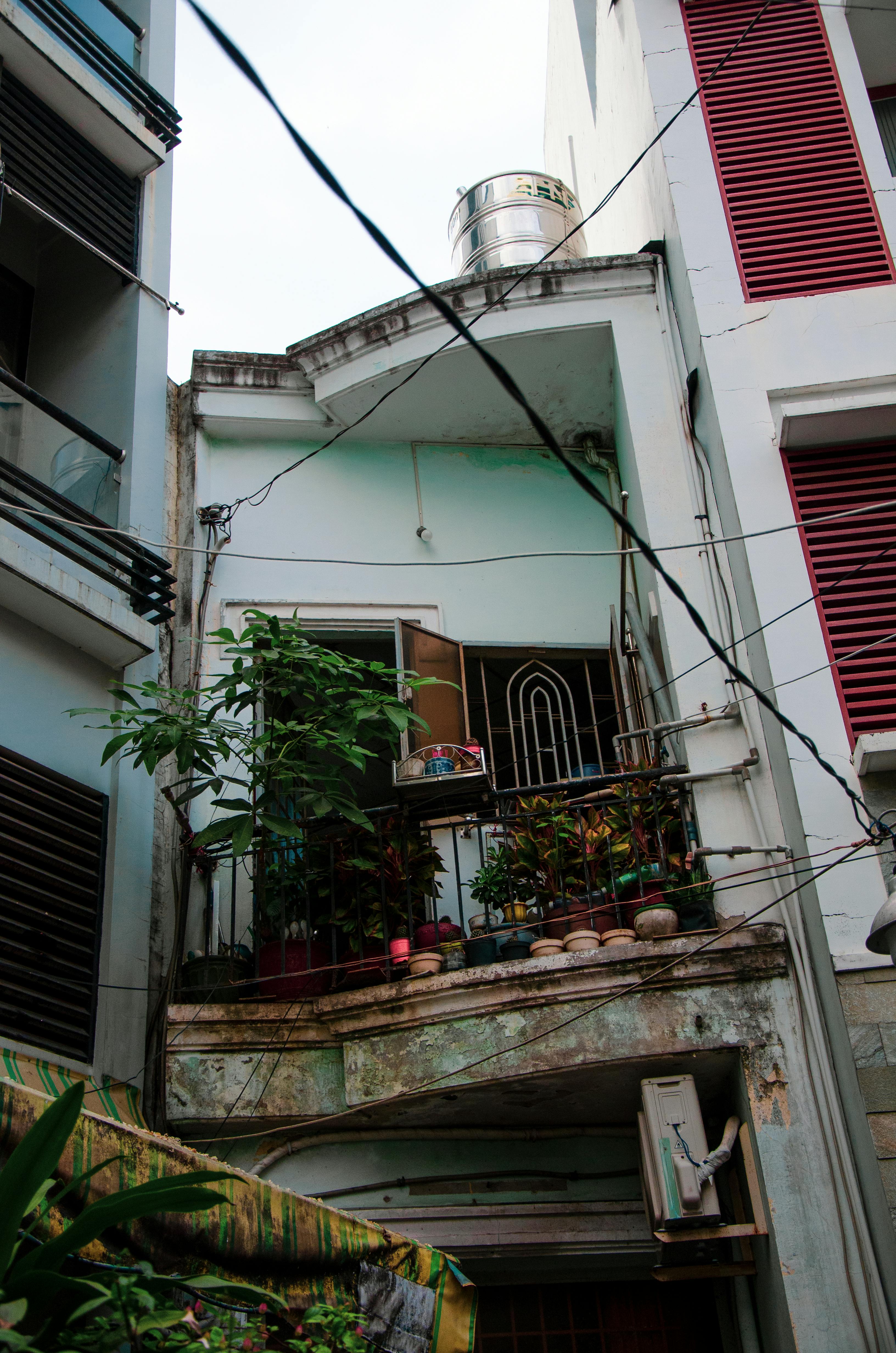 Red Light over Buildings Walls · Free Stock Photo