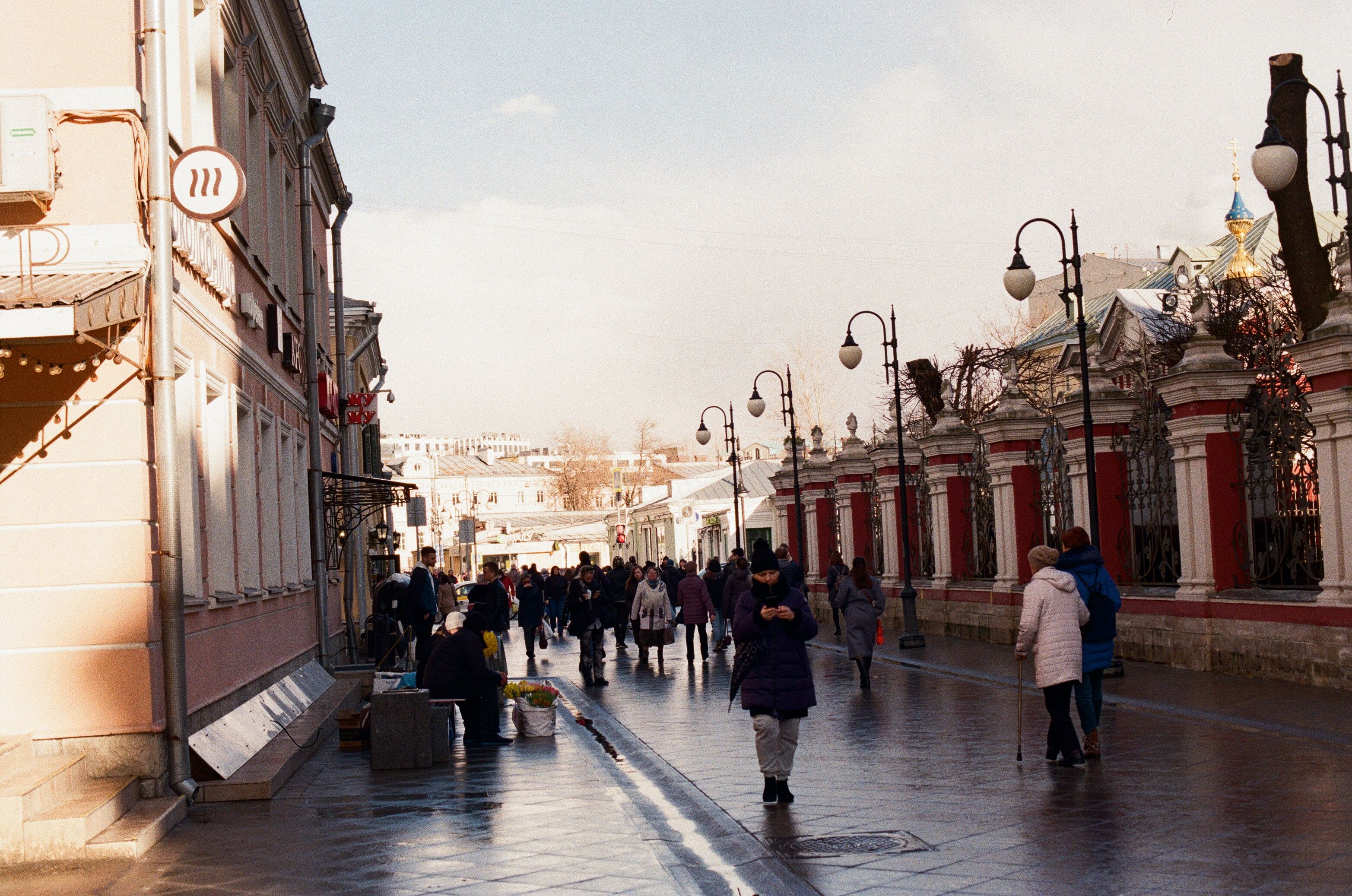 A Crowded Alley between Traditional and Historical Buildings · Free ...