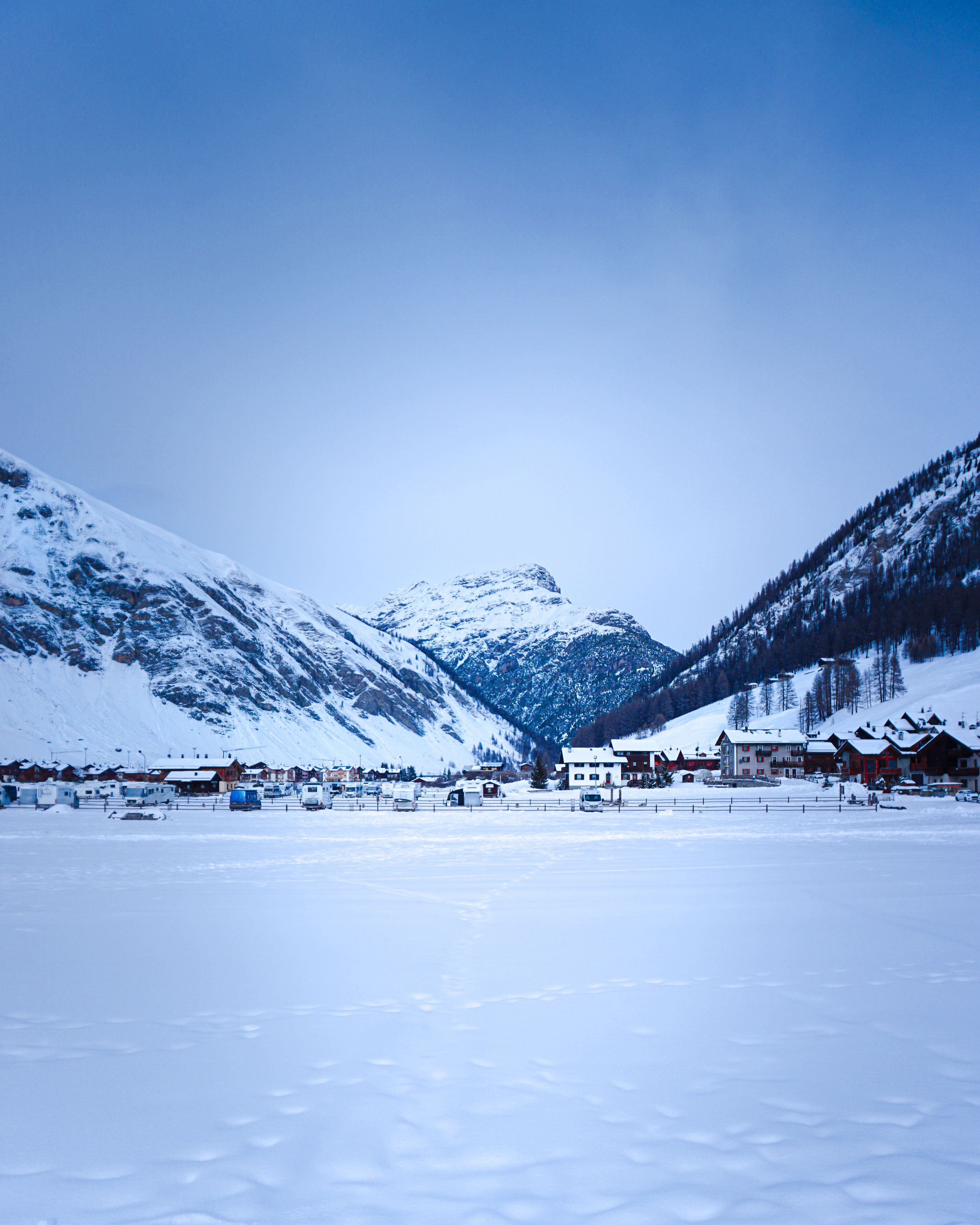 Scenic Mountains and a Tourist Resort in Winter · Free Stock Photo