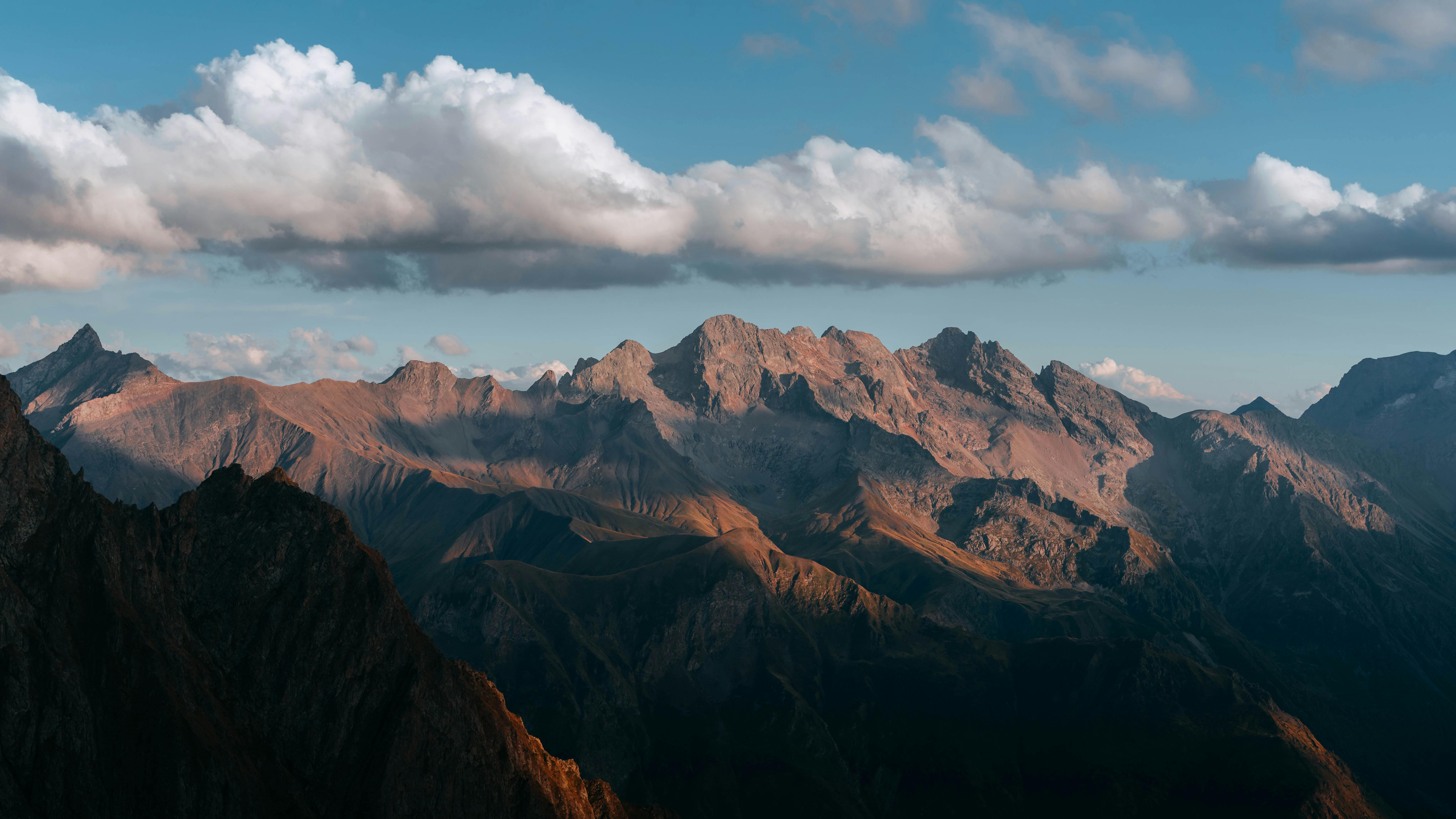 A view of the mountains from a high altitude · Free Stock Photo