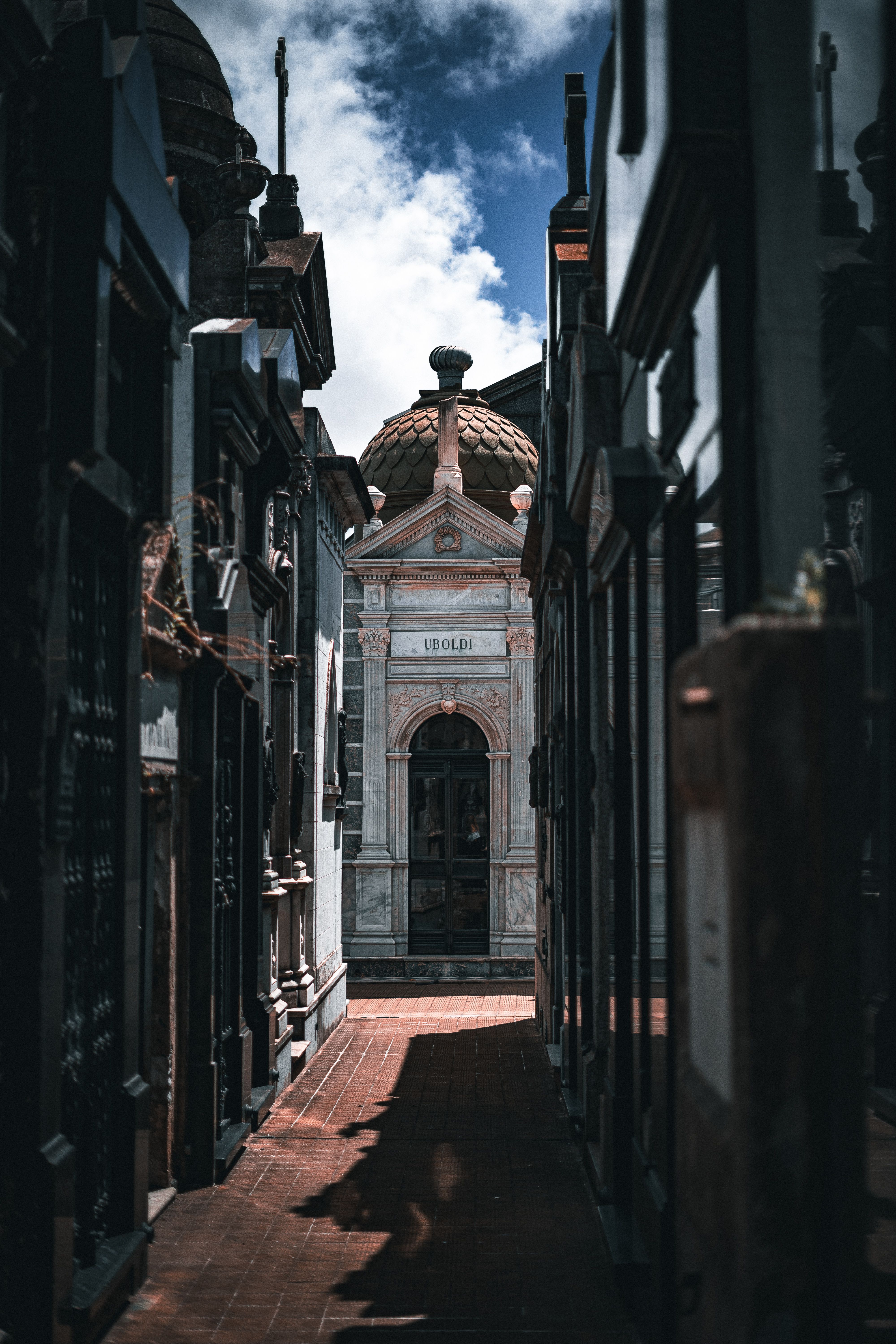 Church at End of Alley · Free Stock Photo