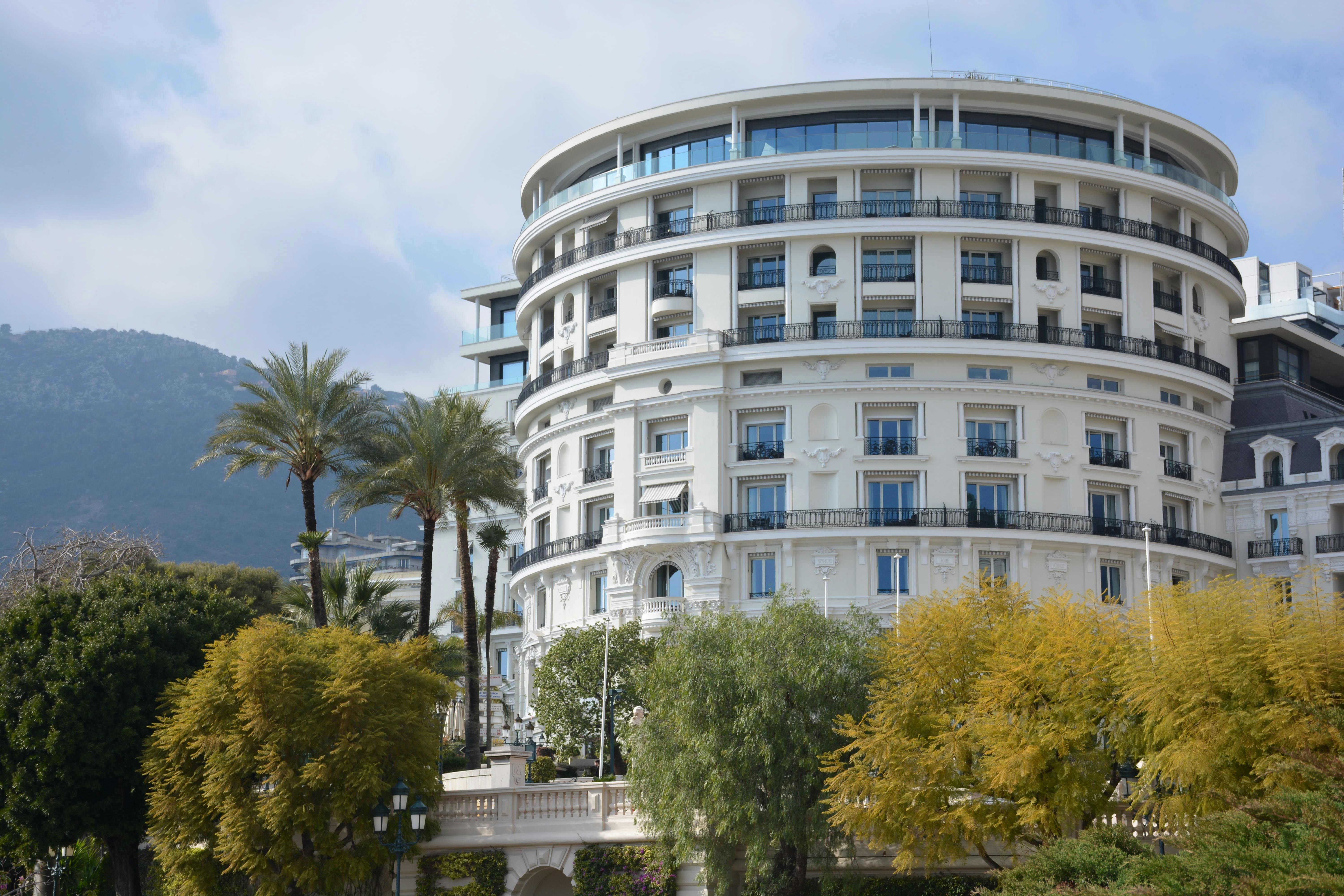 Round Building of Luxurious Hotel · Free Stock Photo