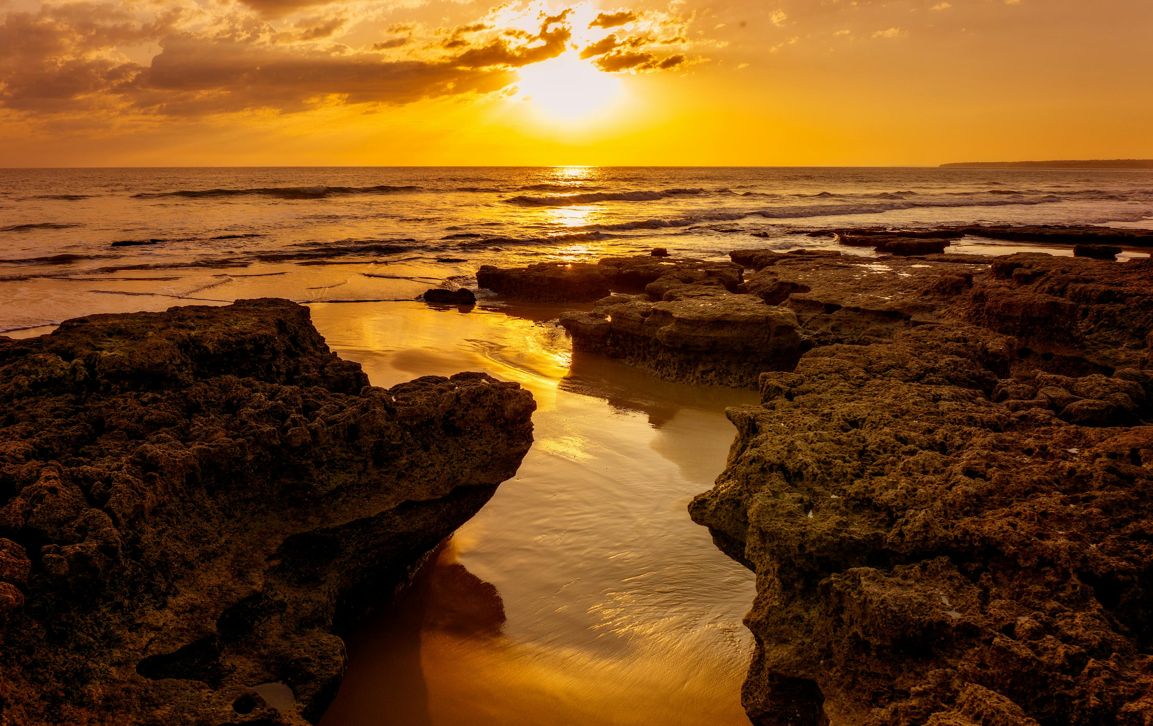 Rocks in Sea on Dramatic Sunset · Free Stock Photo