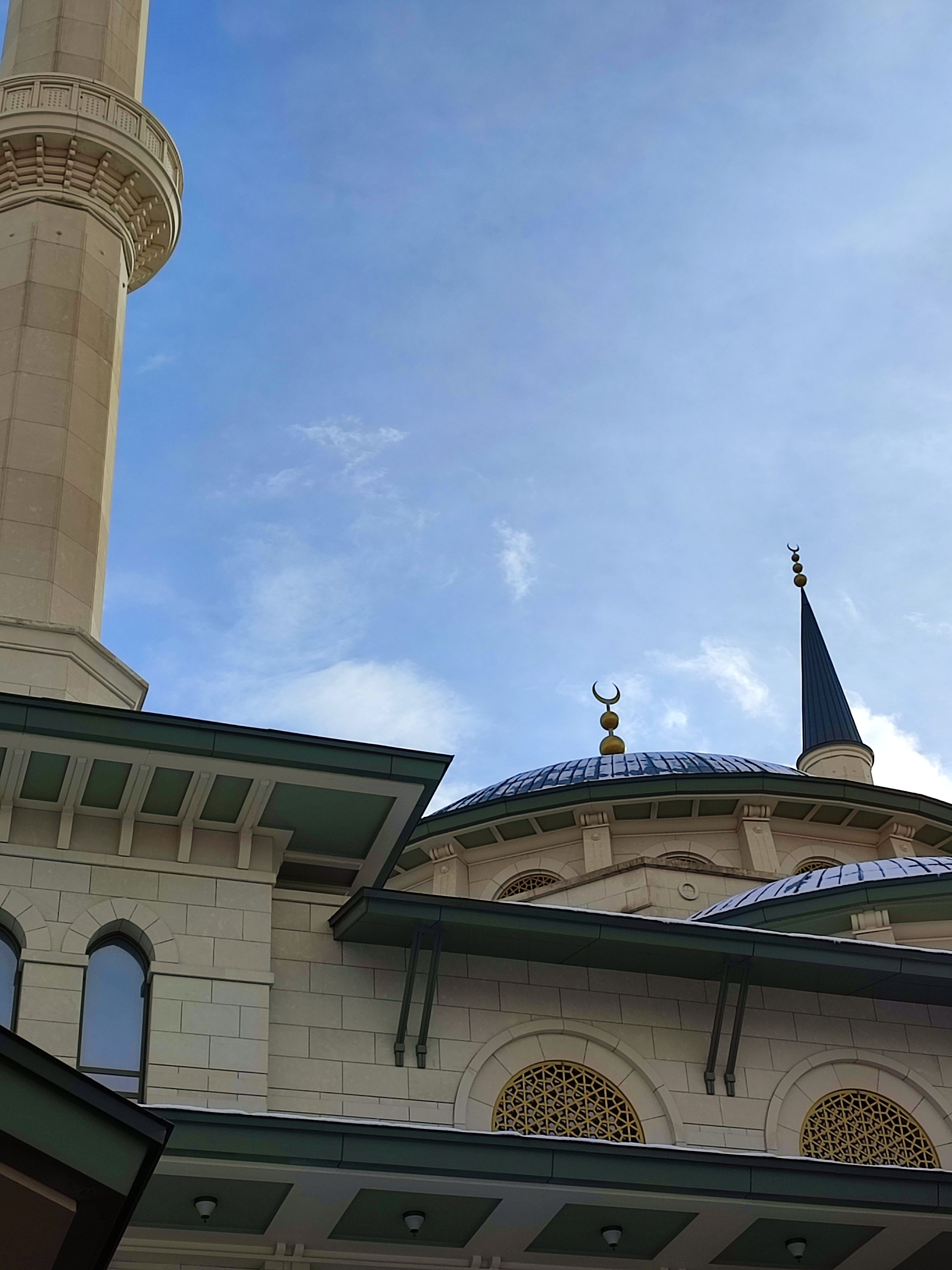 Sultan Qaboos Grand Mosque Under the Clear Blue Sky · Free Stock Photo